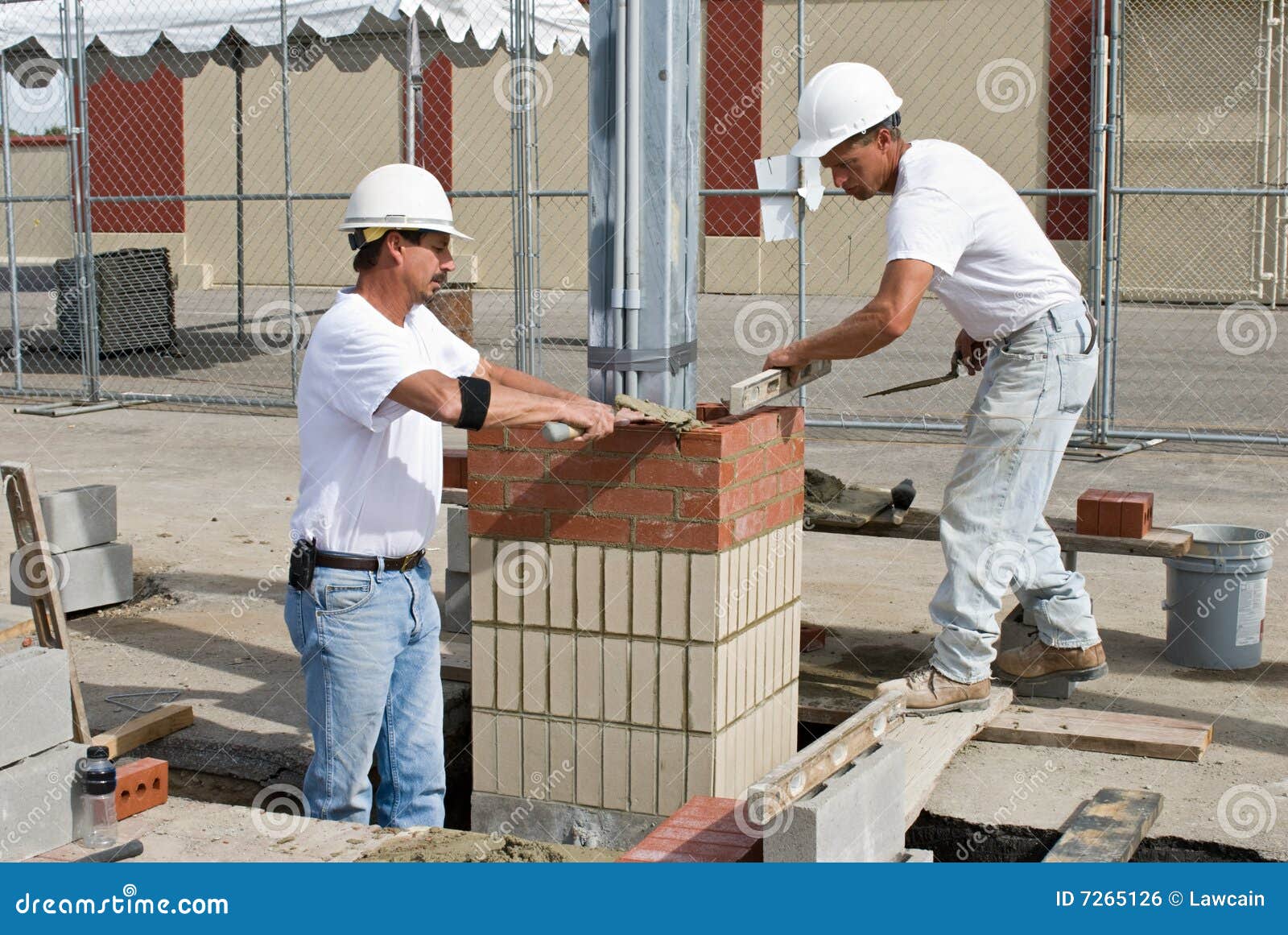 Dos albañiles foto de archivo. Imagen de viga, duro, mortero - 7265126