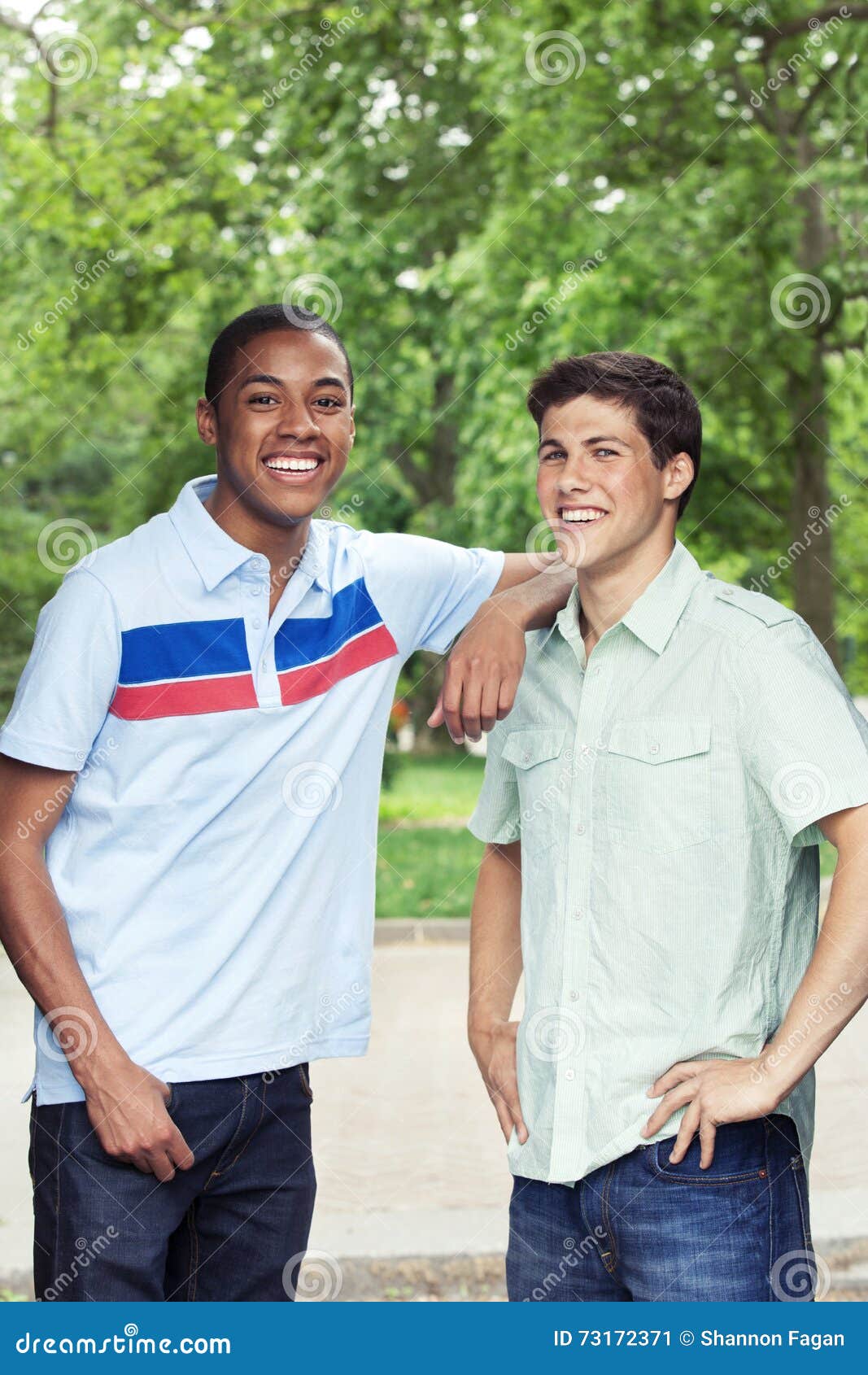 Dos amigos adolescentes imagen de archivo. Imagen de cara - 73172371