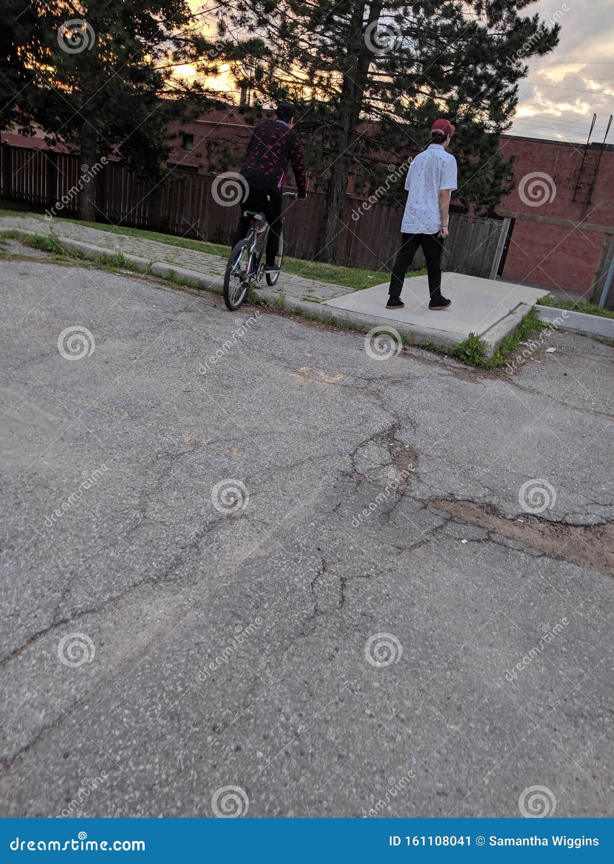 Dos Amigos Caminando Juntos Foto editorial - Imagen de junto, caminar ...
