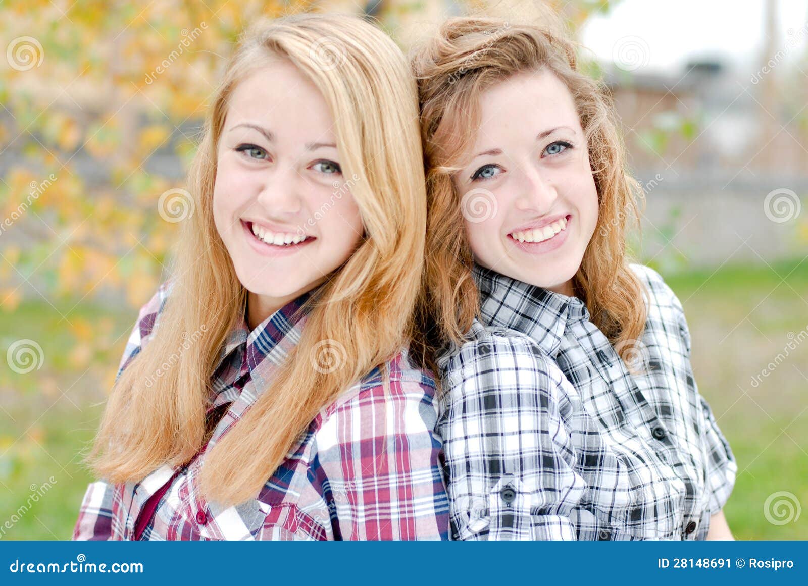 Dos amigos de chica joven imagen de archivo. Imagen de parque - 28148691