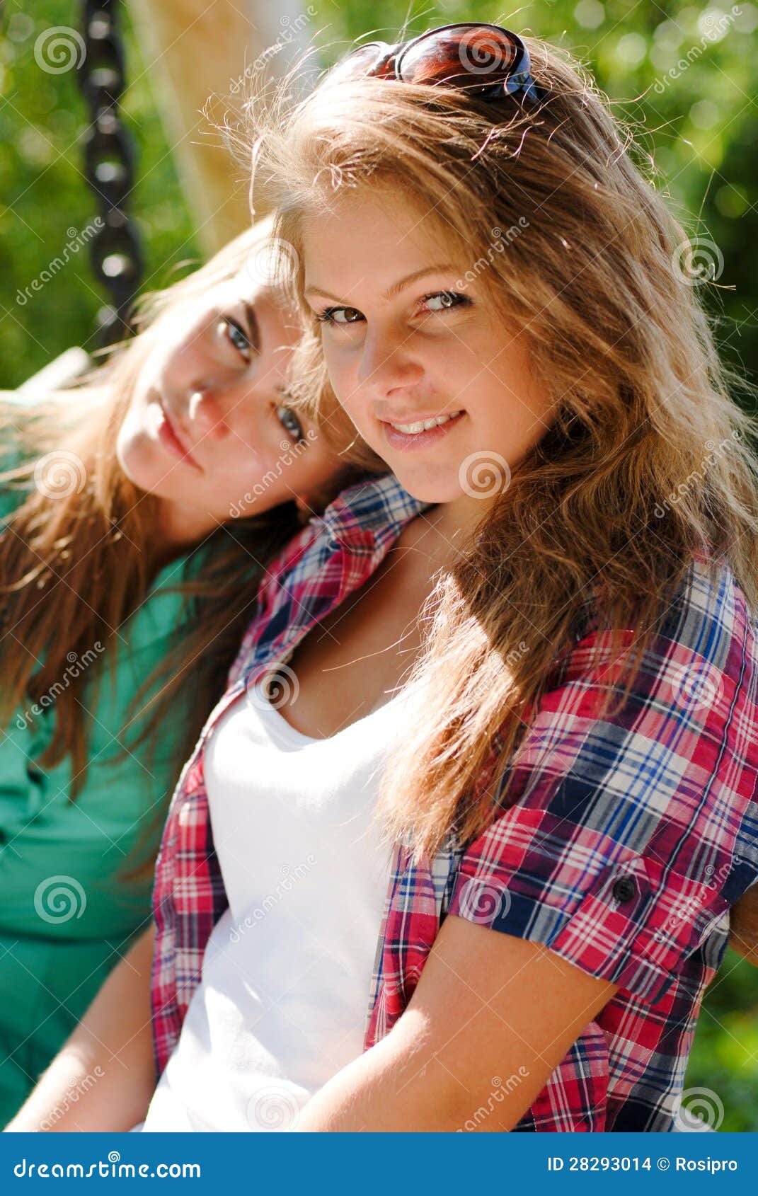 Dos amigos de chica joven foto de archivo. Imagen de excitado - 28293014