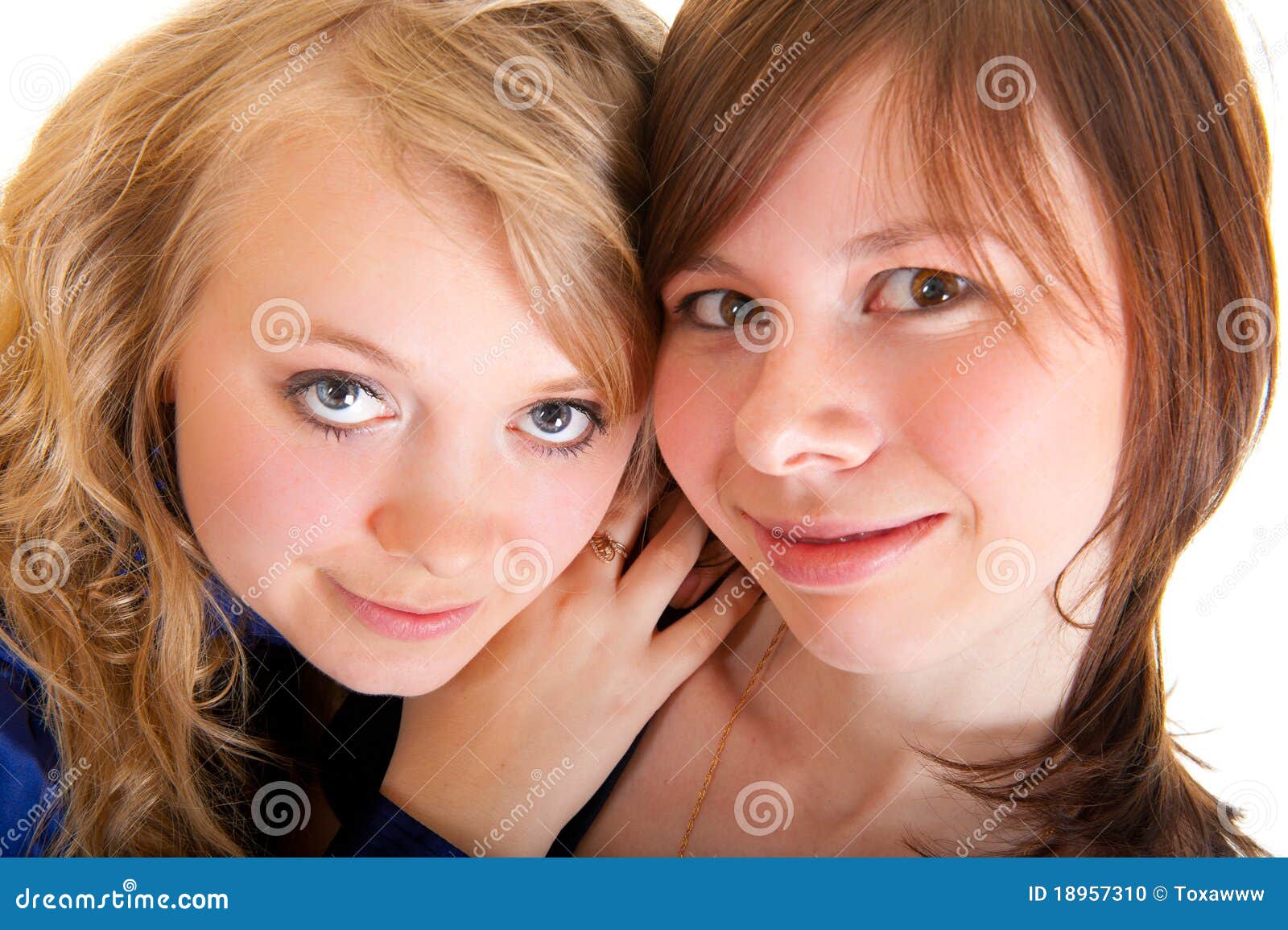 Dos Amigos De La Chica Joven Foto de archivo - Imagen de feliz, novias ...