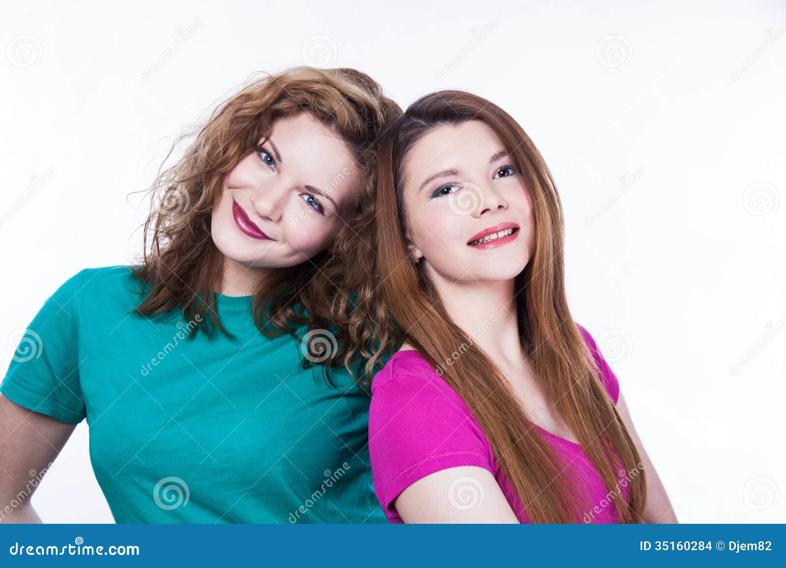 Dos Amigos De Las Mujeres Jovenes Foto de archivo - Imagen de pares ...