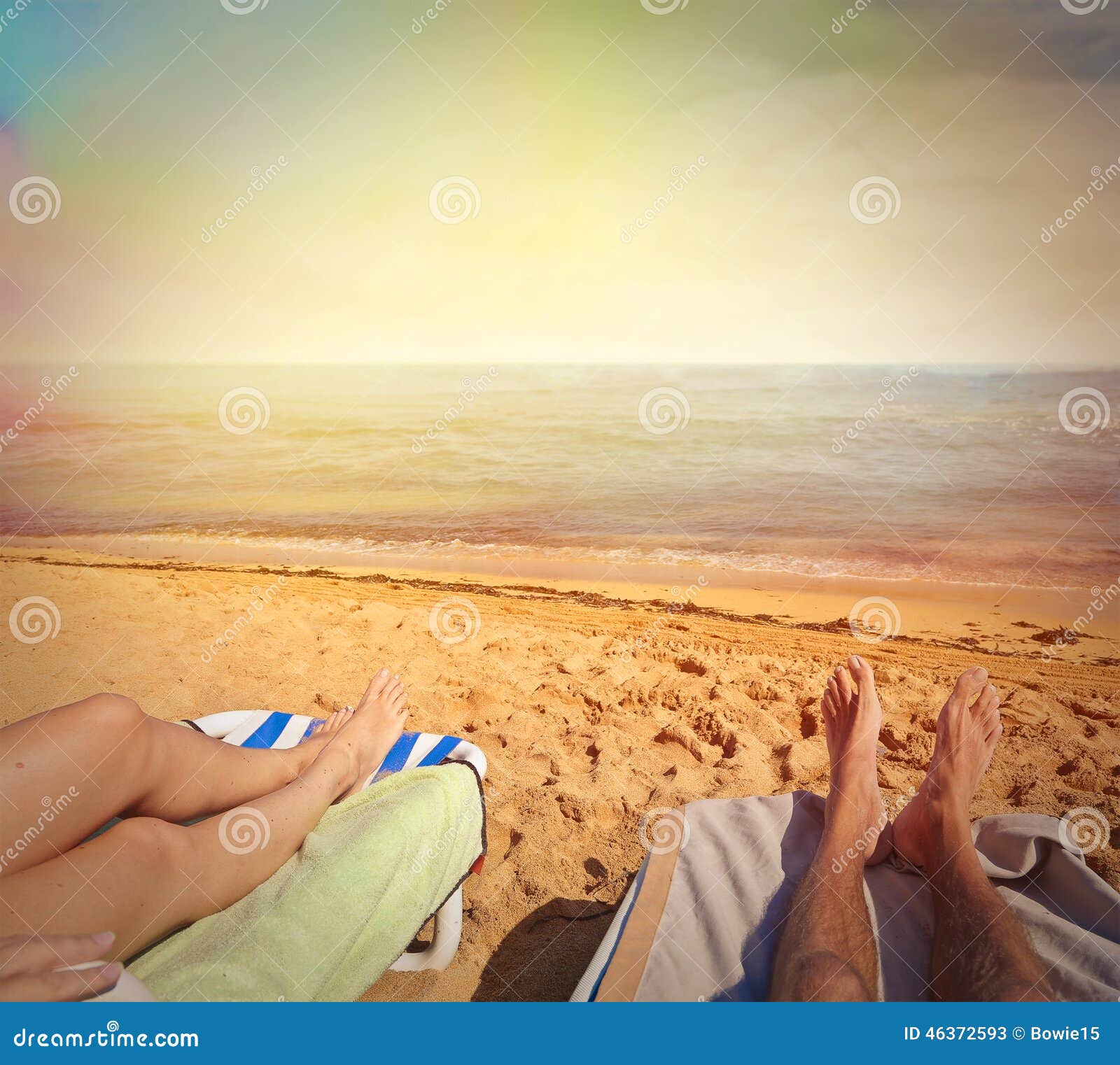 Dos amigos en la playa imagen de archivo. Imagen de mujer - 46372593