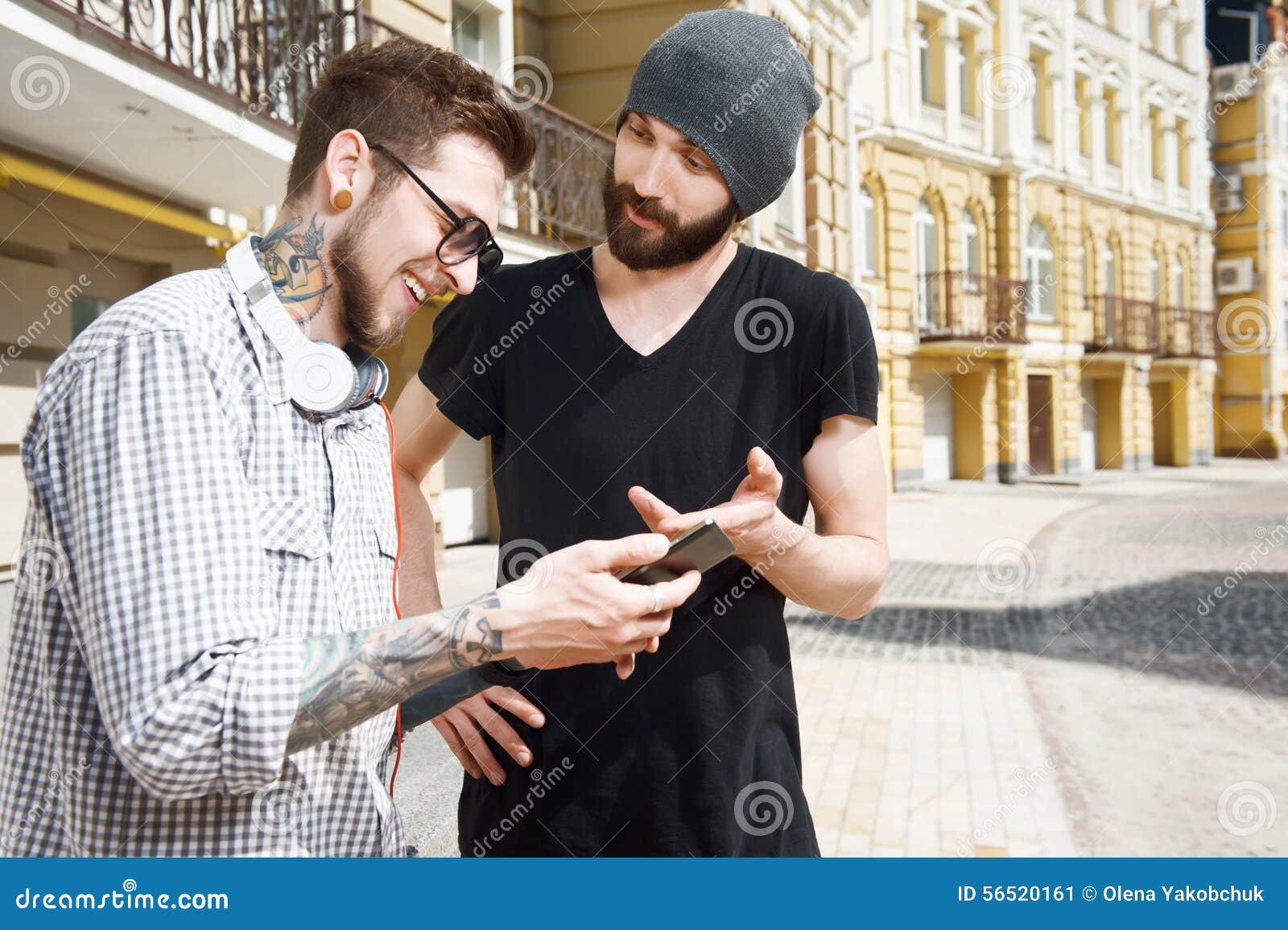 Dos Amigos Jovenes Alegres Están Hablando En Ciudad Imagen de archivo ...