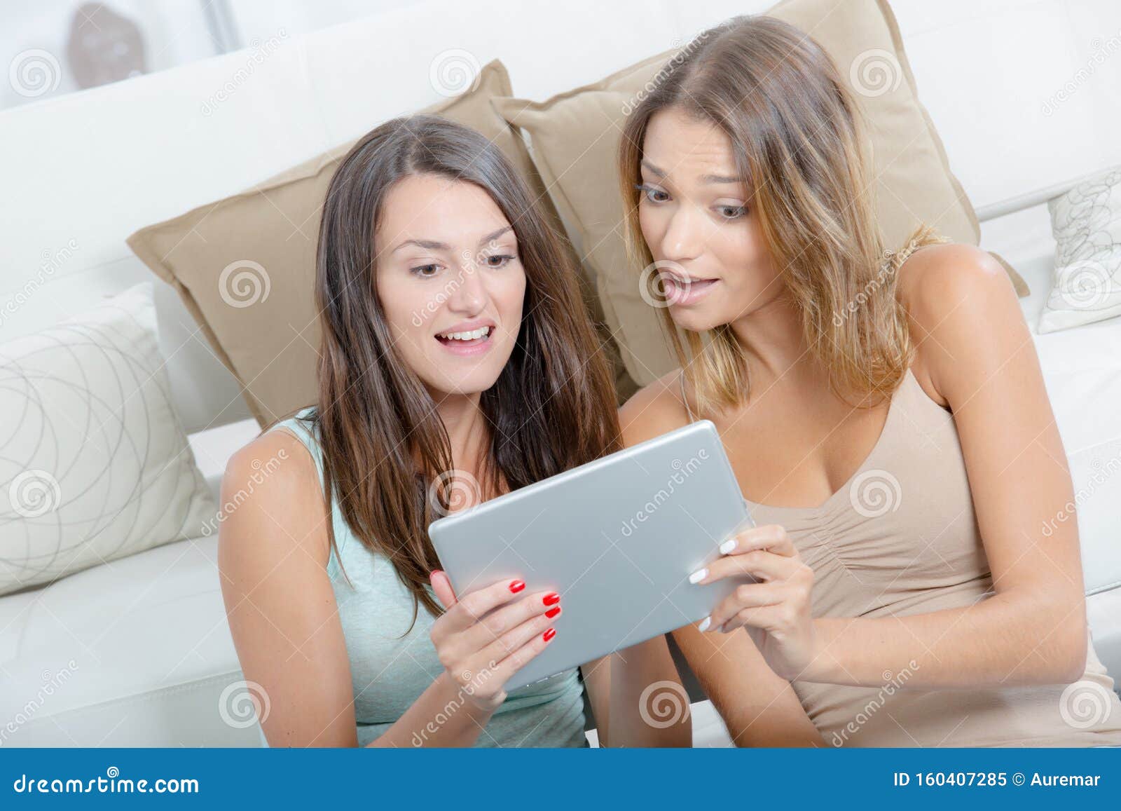 Dos Amigos Viendo Streaming Imagen de archivo - Imagen de novia ...