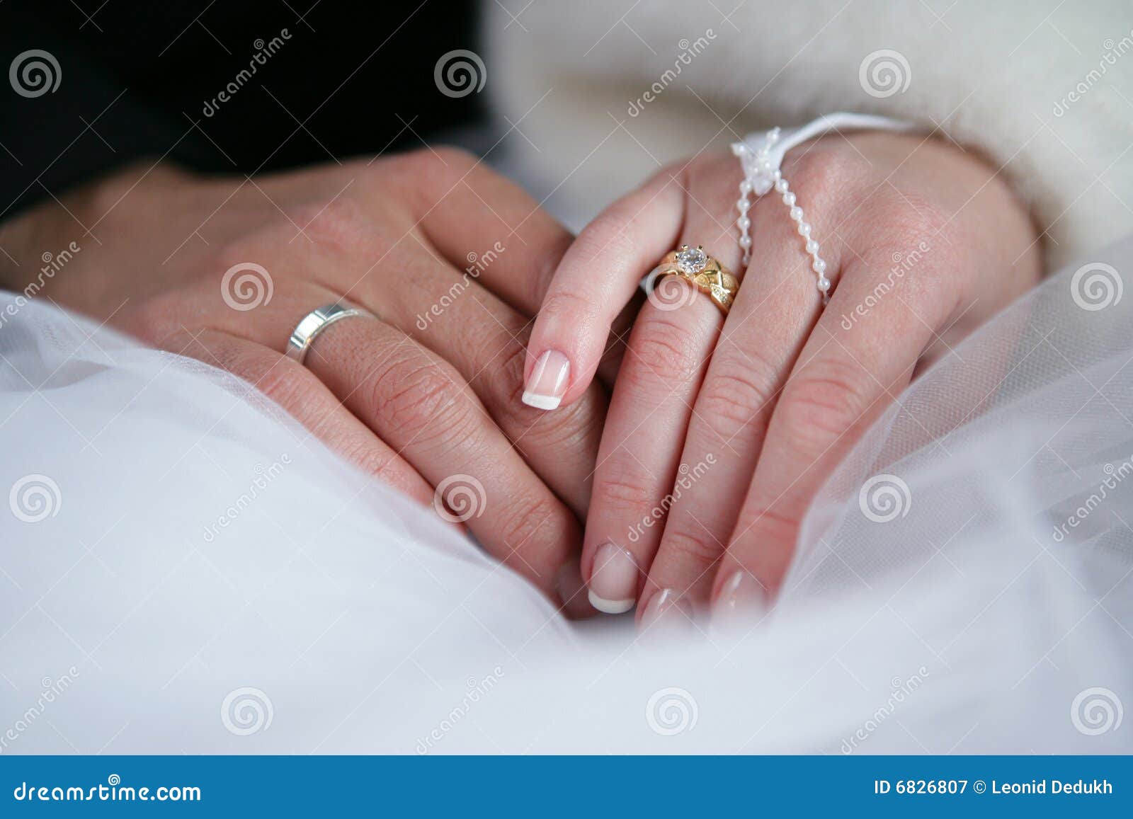 Dos Anillos De Bodas De Las Manos Imagen de archivo - Imagen de pares ...