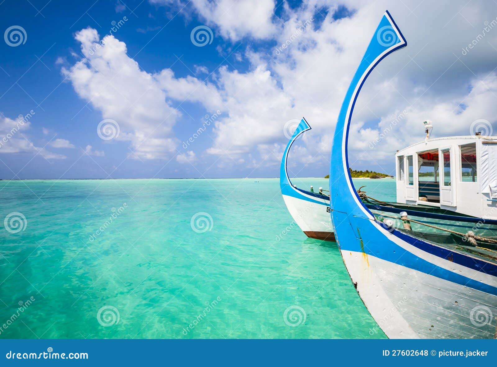 Dos barcos en la playa foto de archivo. Imagen de tropical - 27602648