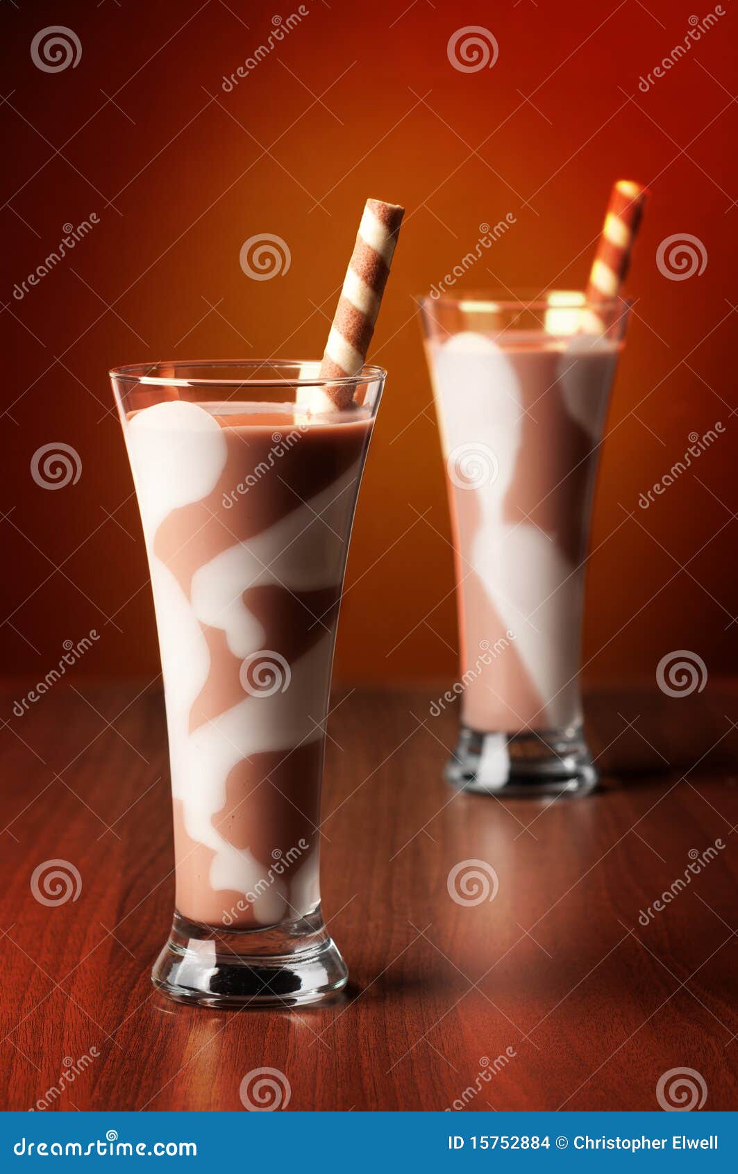 Dos bebidas del chocolate foto de archivo. Imagen de espiral - 15752884