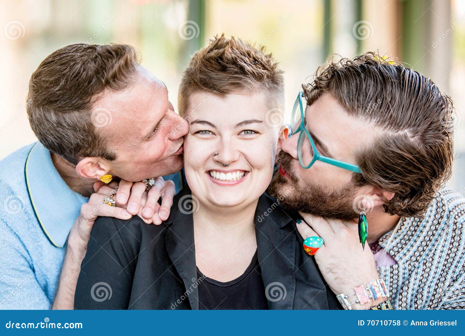 Dos Besos Con Tres Personas Foto de archivo - Imagen de tres, sonriente ...