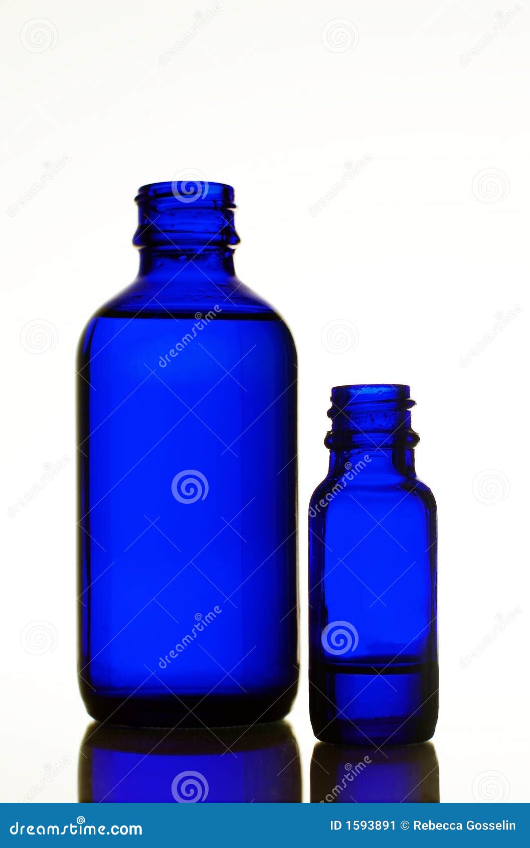 Dos botellas azules imagen de archivo. Imagen de masaje - 1593891