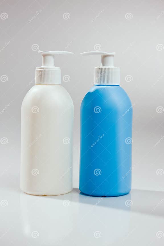 Dos botellas plásticas imagen de archivo. Imagen de higiene - 11971429