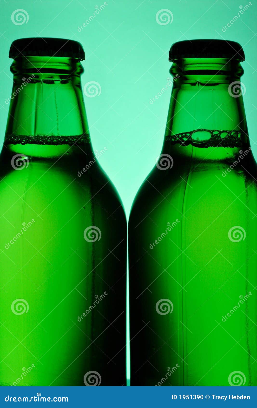 Dos botellas verdes foto de archivo. Imagen de objetos - 1951390