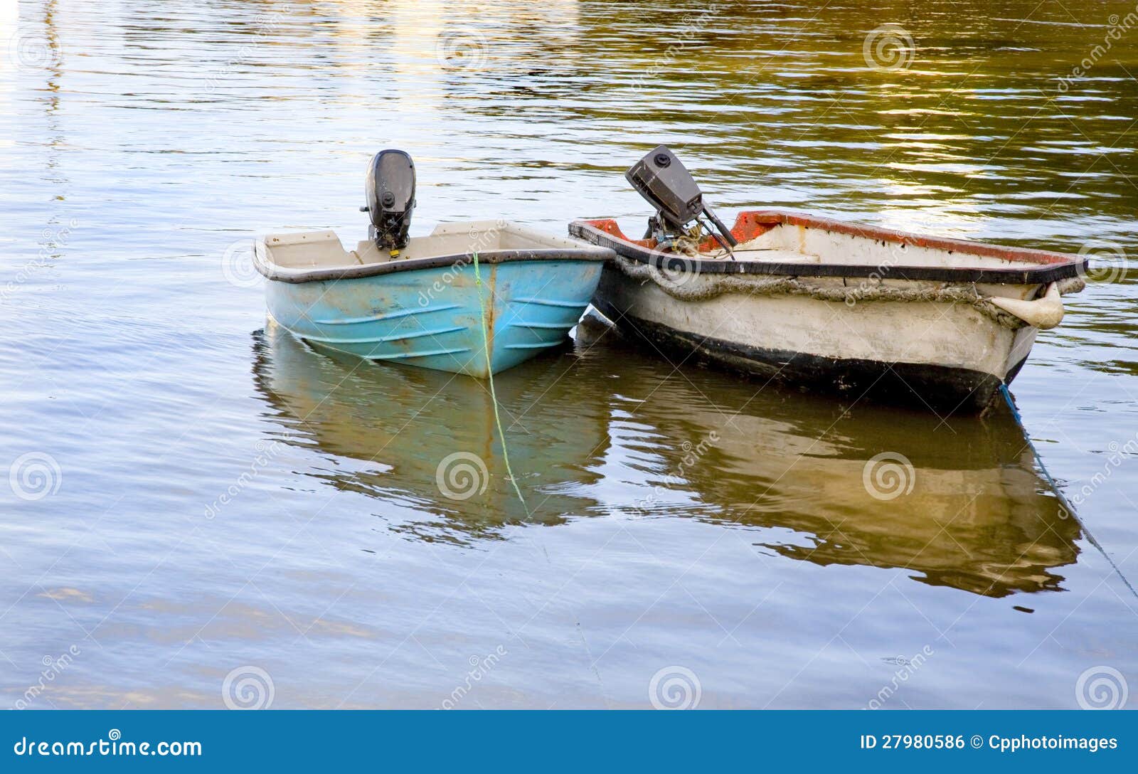 Dos Botes Amarrados Para Arriba Foto de archivo - Imagen de botes ...