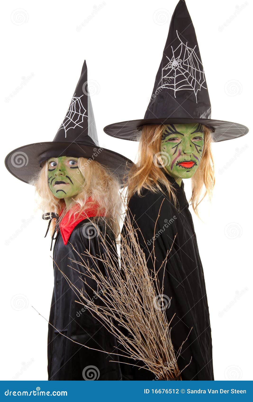 Dos Brujas Verdes De Víspera De Todos Los Santos Foto de archivo ...