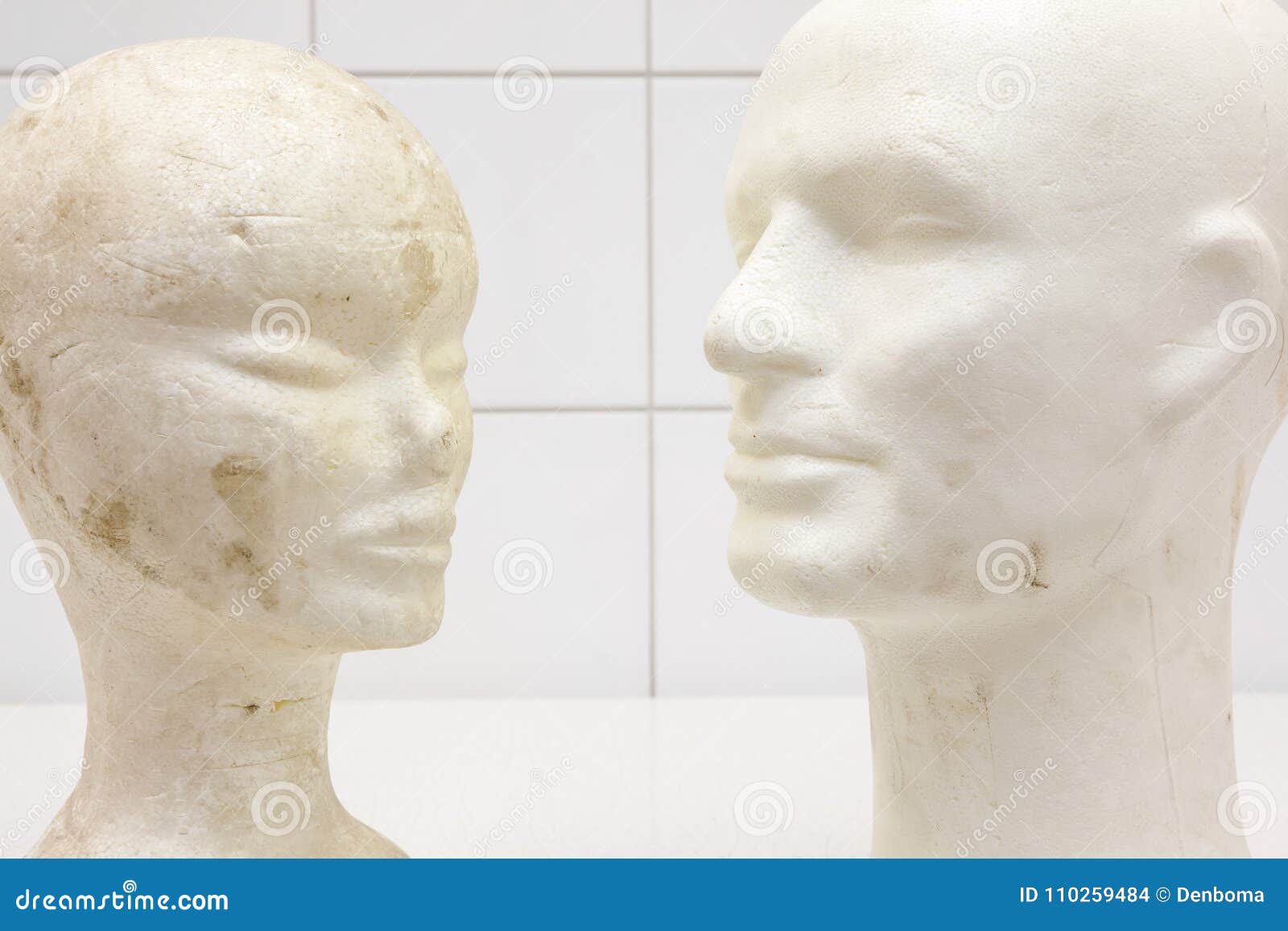 Dos Cabezas Del Isomo En El Mortuorio Foto de archivo - Imagen de ...