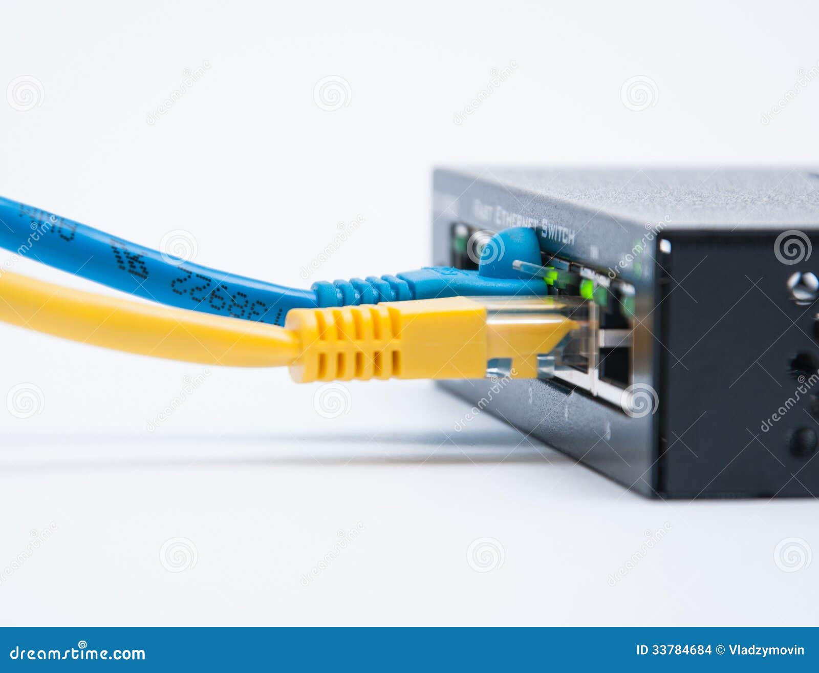 Dos Cables Conectados Con El Router Foto de archivo - Imagen de ...