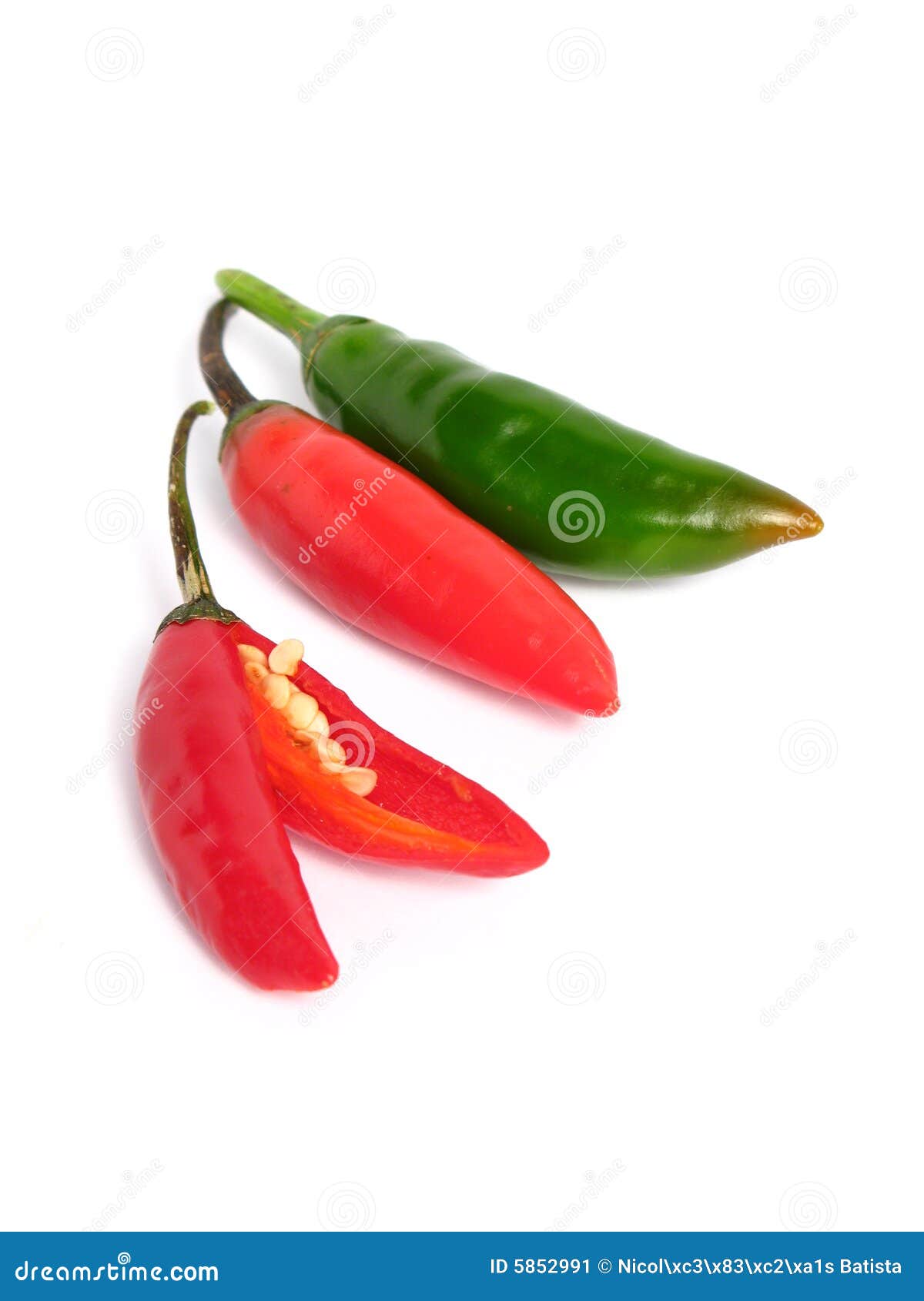 Dos chiles de los colores imagen de archivo. Imagen de aislado - 5852991