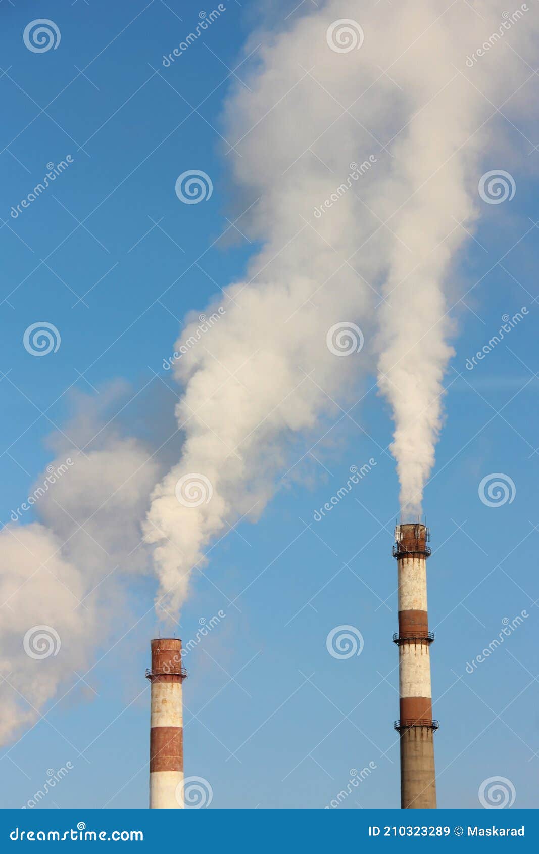 Dos Chimeneas Con Columnas De Humo Imagen de archivo - Imagen de ...