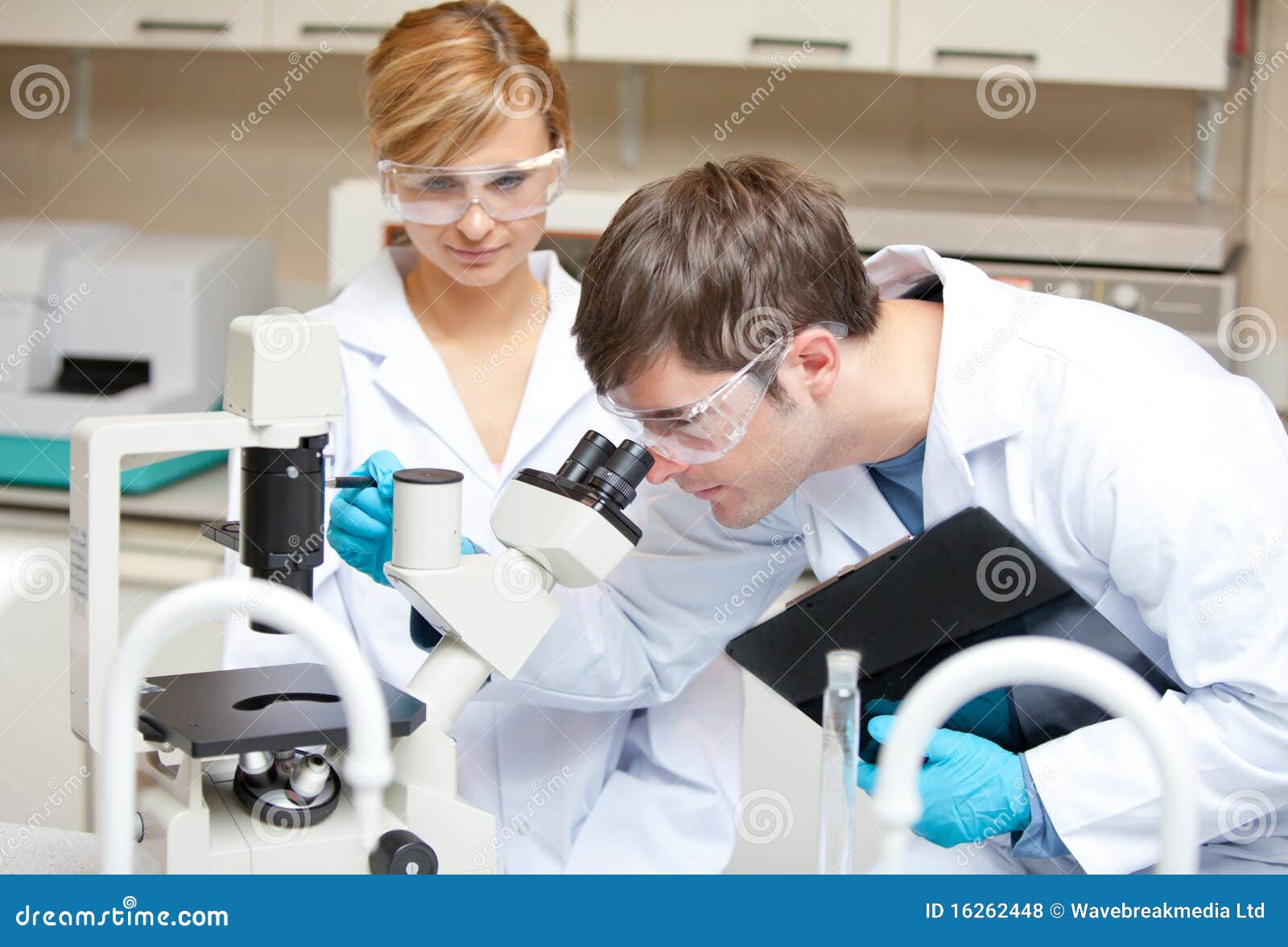 Dos Científicos Observando Algo Con El Microscopio Foto de archivo ...