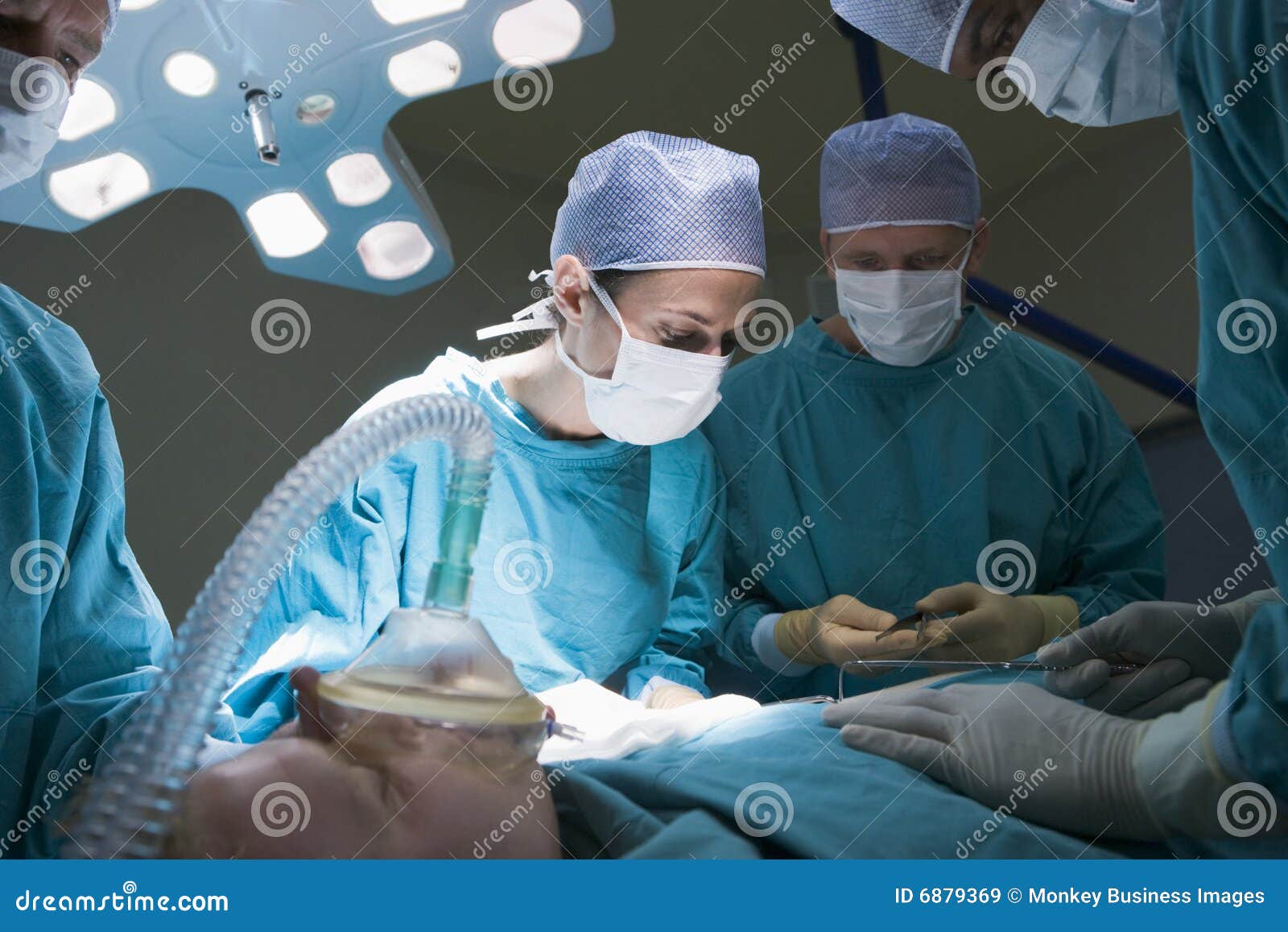 Dos Cirujanos Que Funcionan En Un Paciente Imagen de archivo - Imagen ...