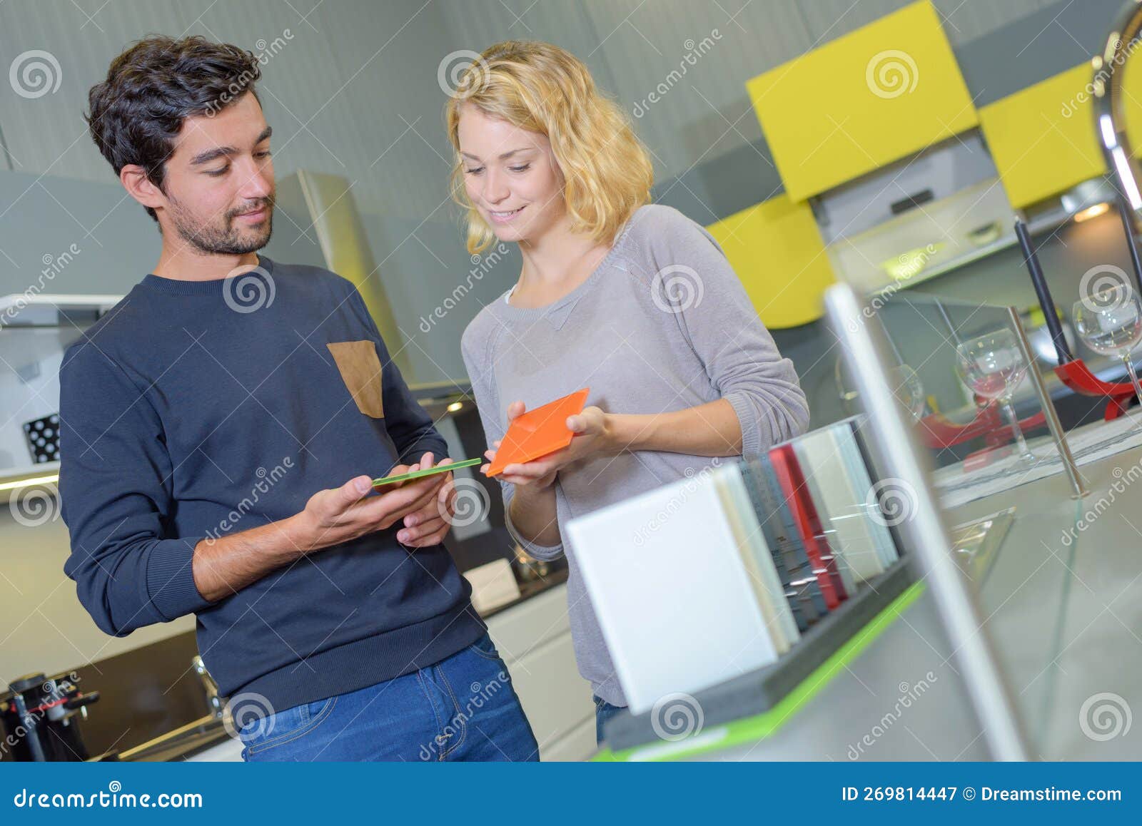 Dos Clientes Comparando Productos Imagen de archivo - Imagen de talla ...