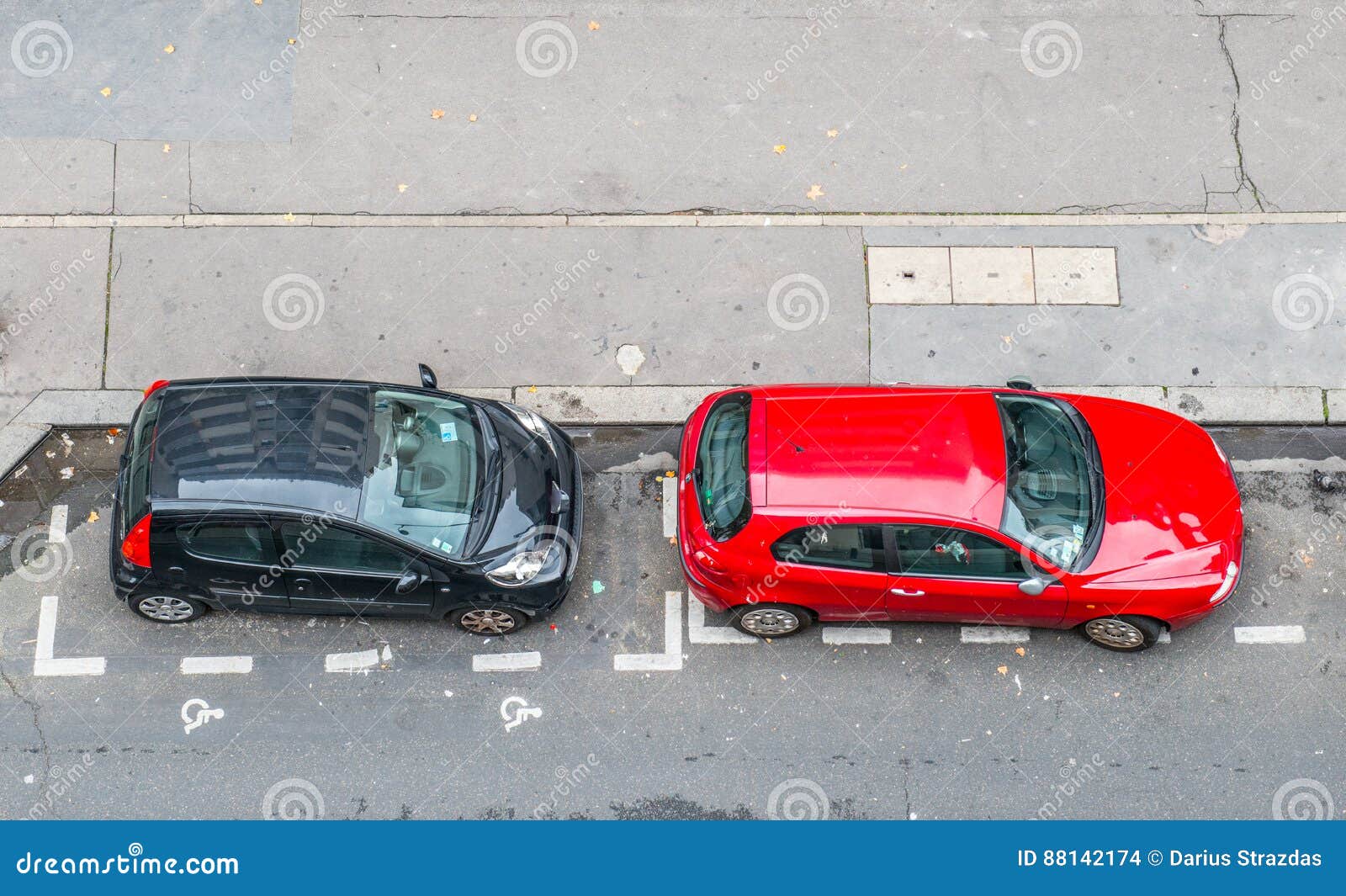 Dos coches parqueados foto de archivo. Imagen de coches - 88142174