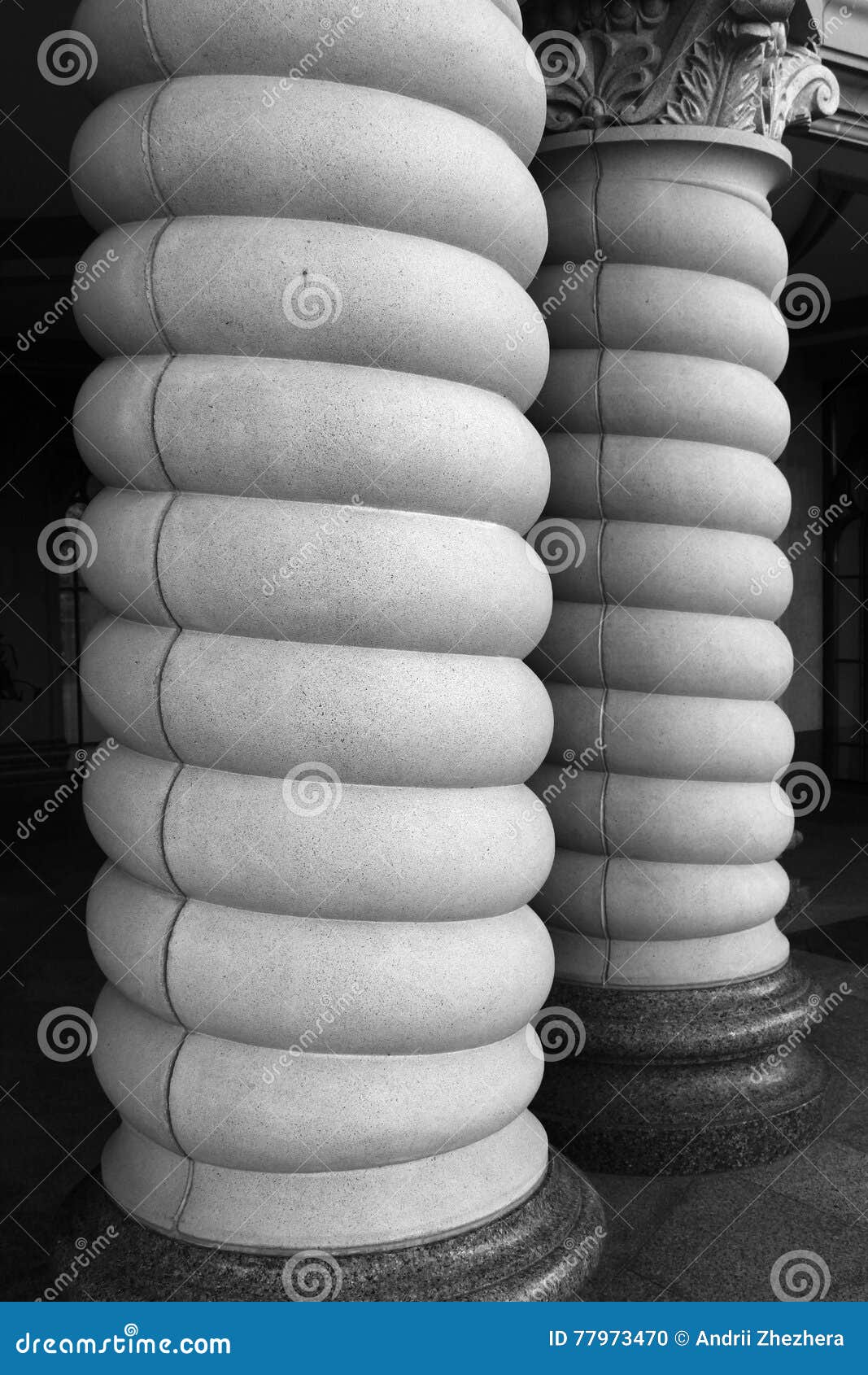 Dos Columnas Espirales Delante De Un Edificio Foto de archivo - Imagen ...
