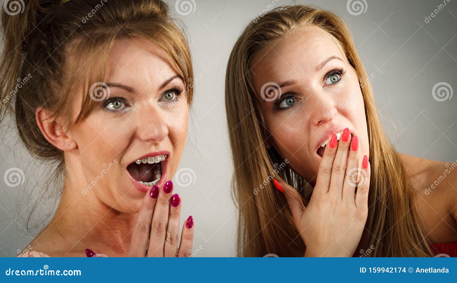 Dos Conmocionadas Adolescentes Chismeando Foto de archivo - Imagen de ...