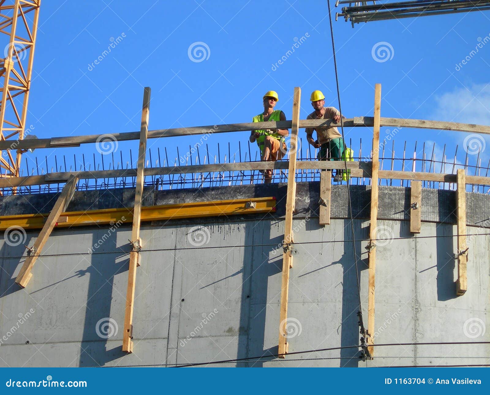 Dos Constructores. Trabajadores Encima De Un Edificio Construido Foto ...