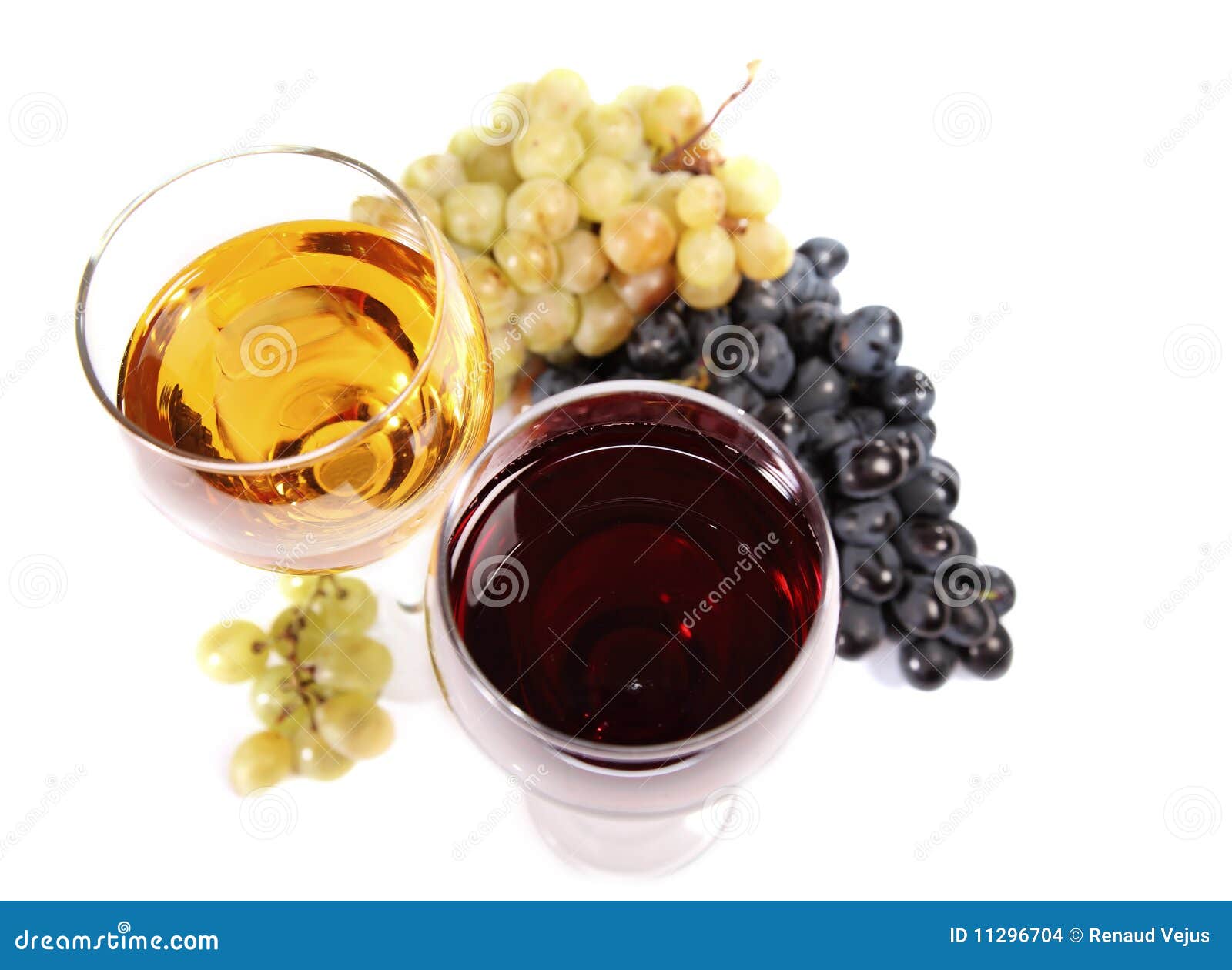Dos copas con las uvas foto de archivo. Imagen de copa - 11296704