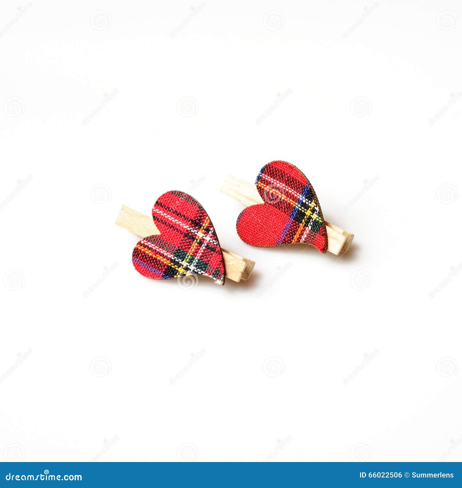 Dos Corazones Con El Material, Con Los Corchetes De Madera Foto de ...