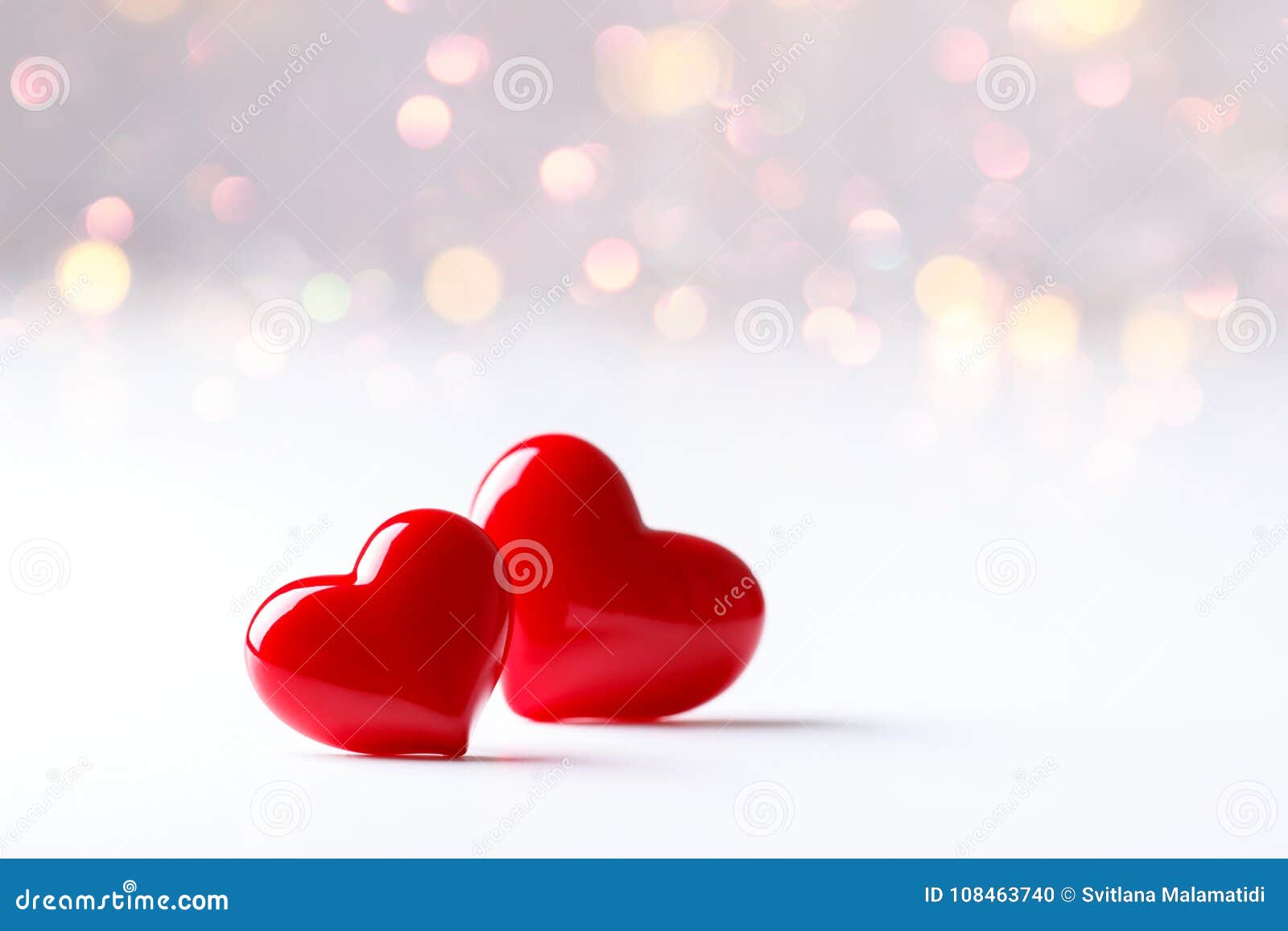 Dos corazones rojos foto de archivo. Imagen de fondo - 108463740