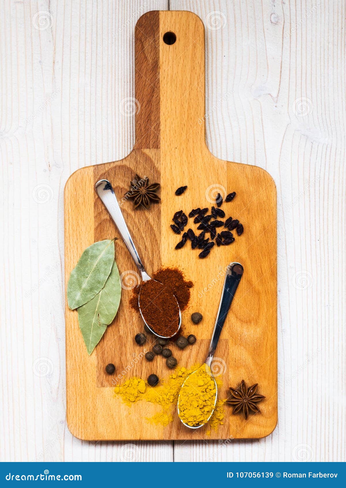 Dos Cucharas Con Los Condimentos En La Tabla Imagen de archivo - Imagen ...