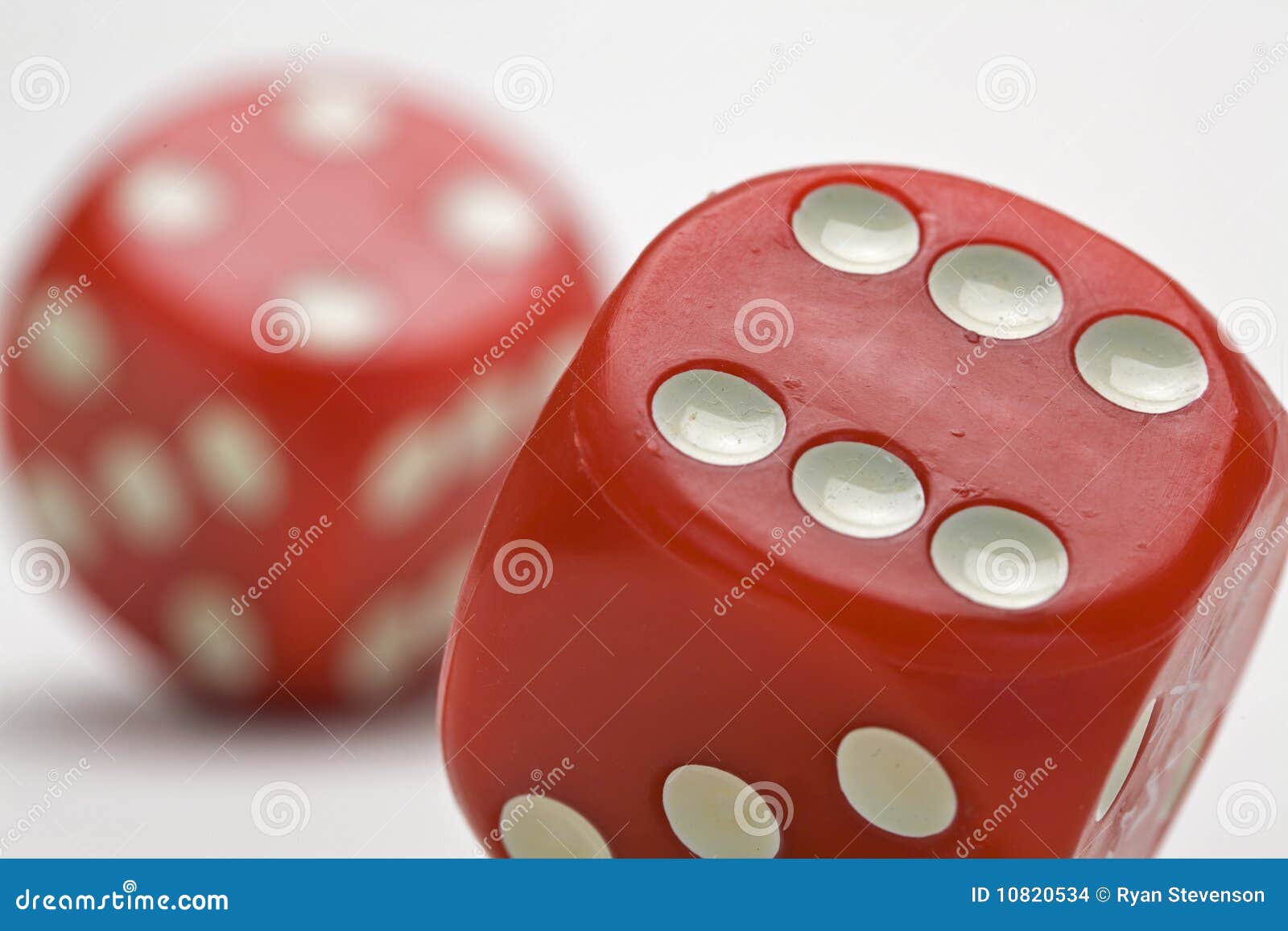 Dos dados grandes foto de archivo. Imagen de fondo, apuesta - 10820534