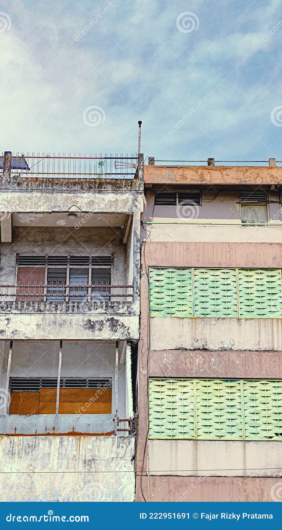 Dos edificios contiguos imagen de archivo. Imagen de después - 222951691