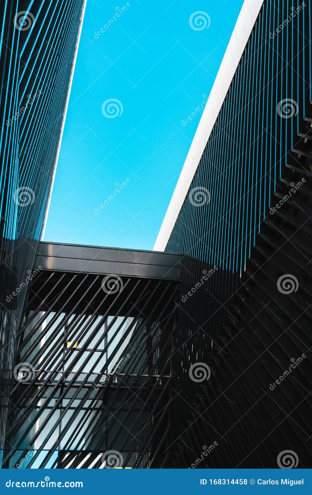 Dos Edificios Contiguos De Arquitectura Moderna Foto de archivo ...