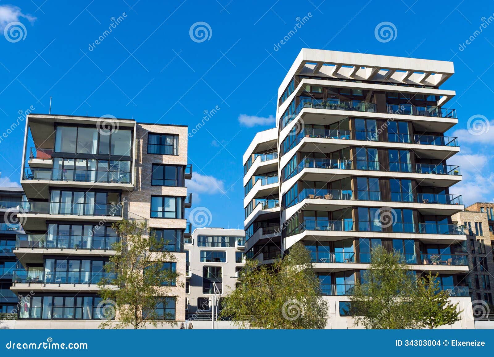 Dos Edificios De Apartamentos Modernos Foto de archivo - Imagen de ...