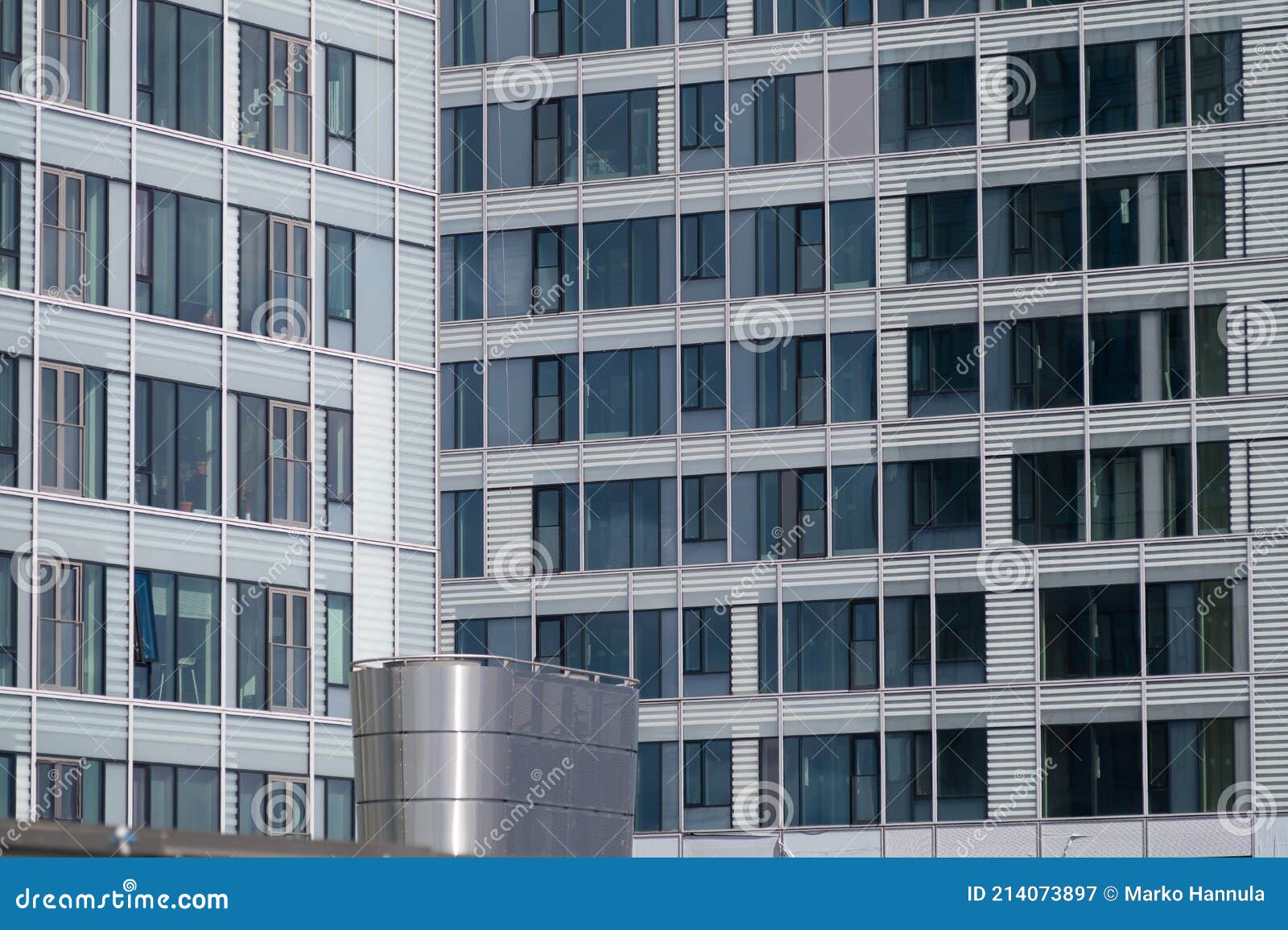 Dos Edificios Urbanos Con Grandes Ventanales Y Paredes Blancas Imagen ...