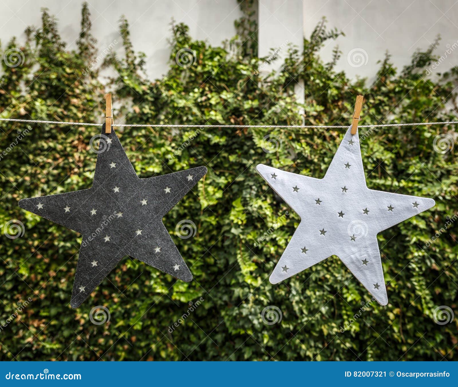 Dos Estrellas Colgadas En Un Patio Imagen de archivo - Imagen de ...