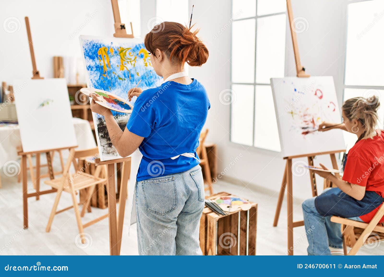 Dos Estudiantes De Arte En La Escuela De Arte Imagen de archivo ...