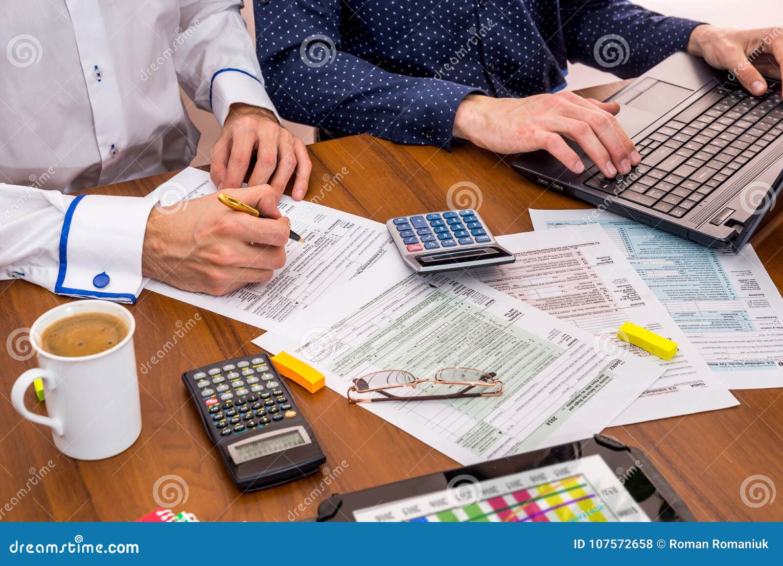Dos Formularios De Impuesto De Relleno De Las Personas Foto de archivo ...