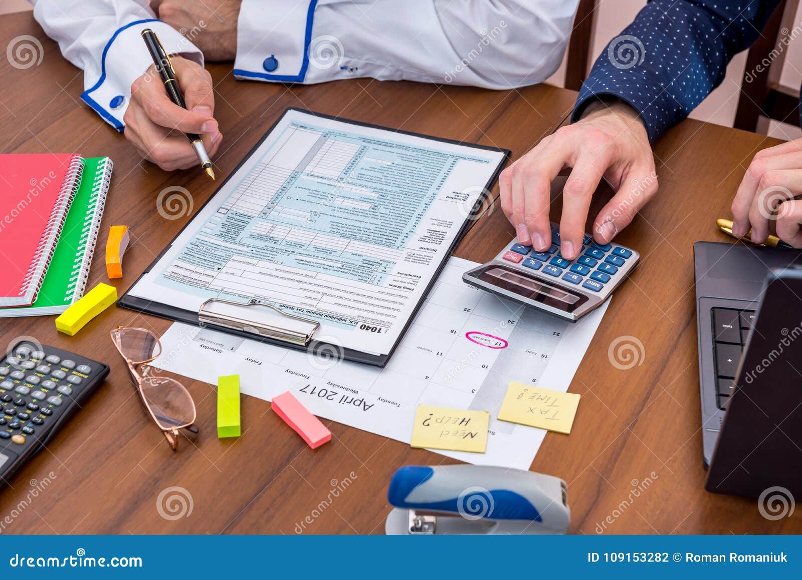 Dos Formularios De Impuesto De Relleno De Las Personas Fotografía ...