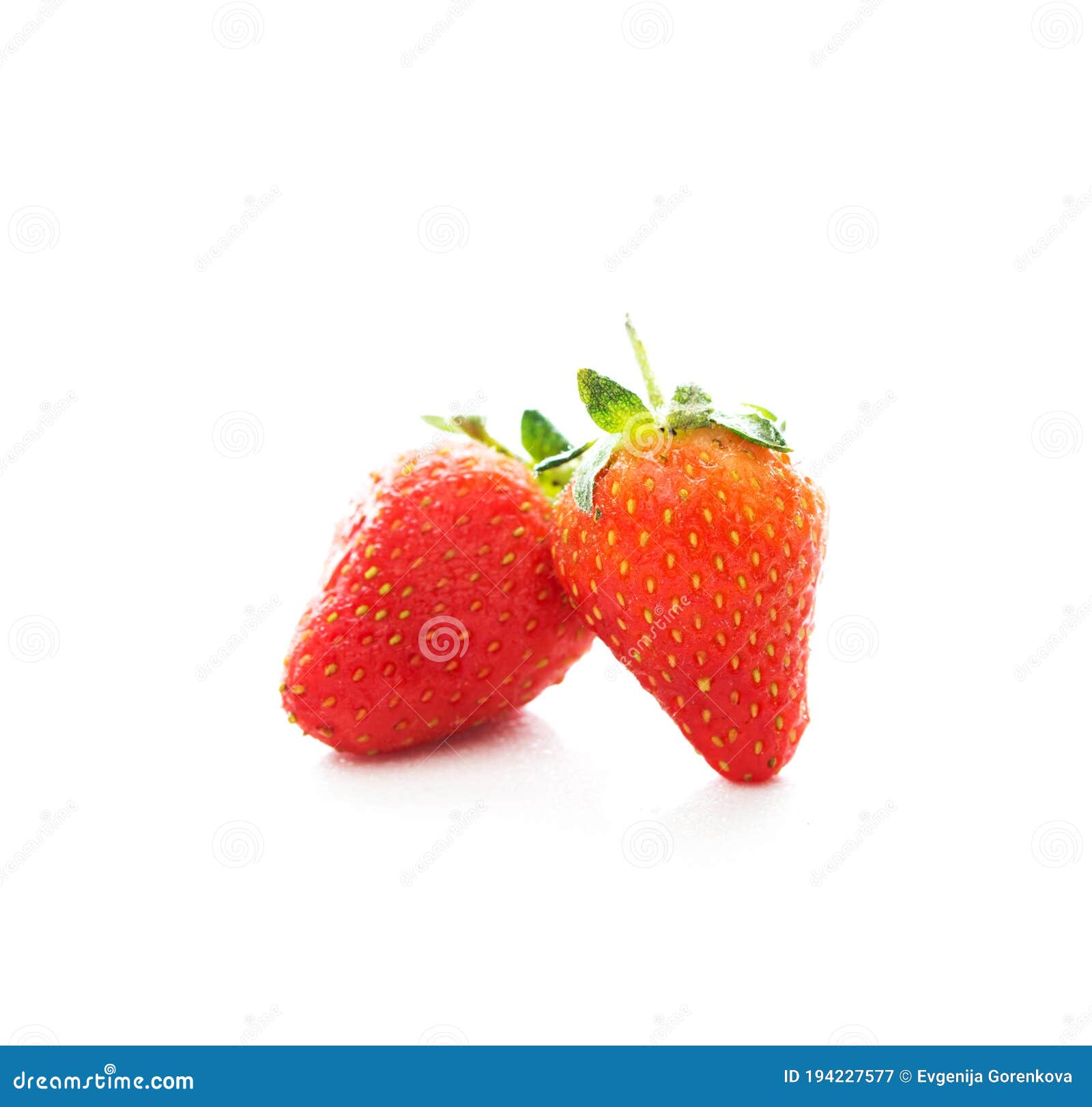 Dos Fresas Rojas Frescas Sobre Un Armario De Fondo Blanco Imagen de ... Dos Fresas Rojas Frescas Sobre Un Armario De Fondo Blanco Imagen de ...