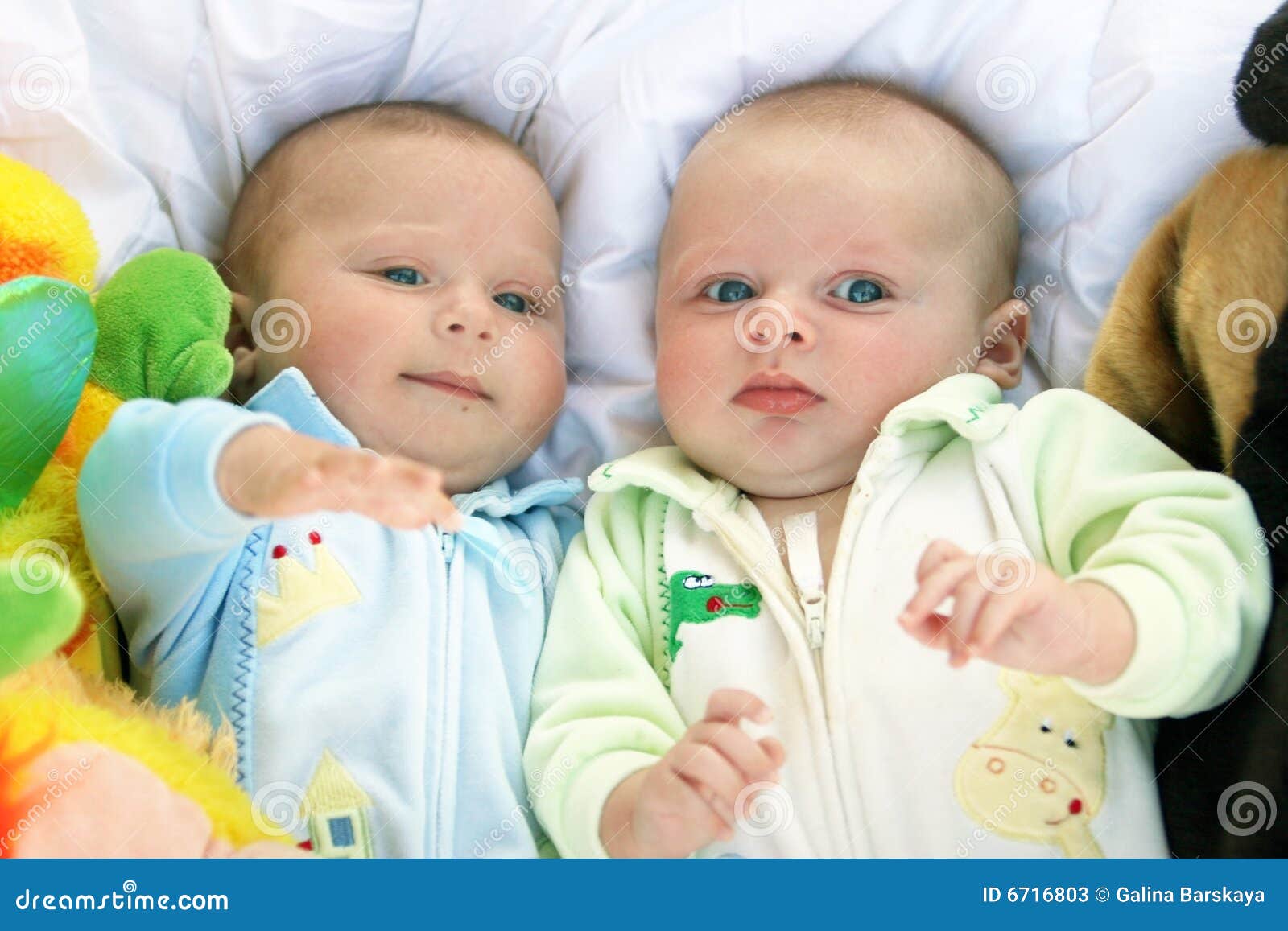 Dos gemelos de los bebés imagen de archivo. Imagen de pares - 6716803