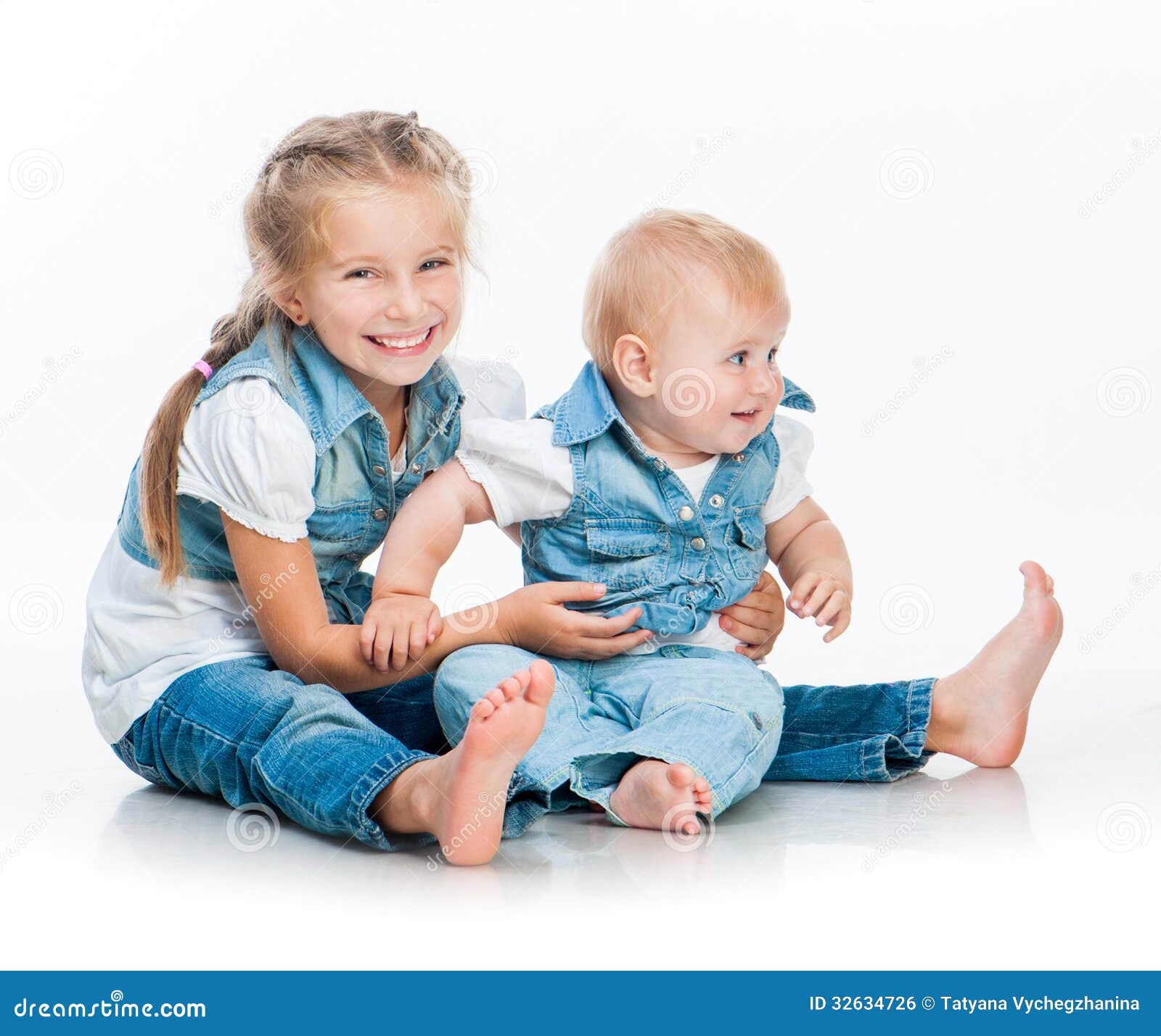 Dos hermanas lindas foto de archivo. Imagen de fondo - 32634726