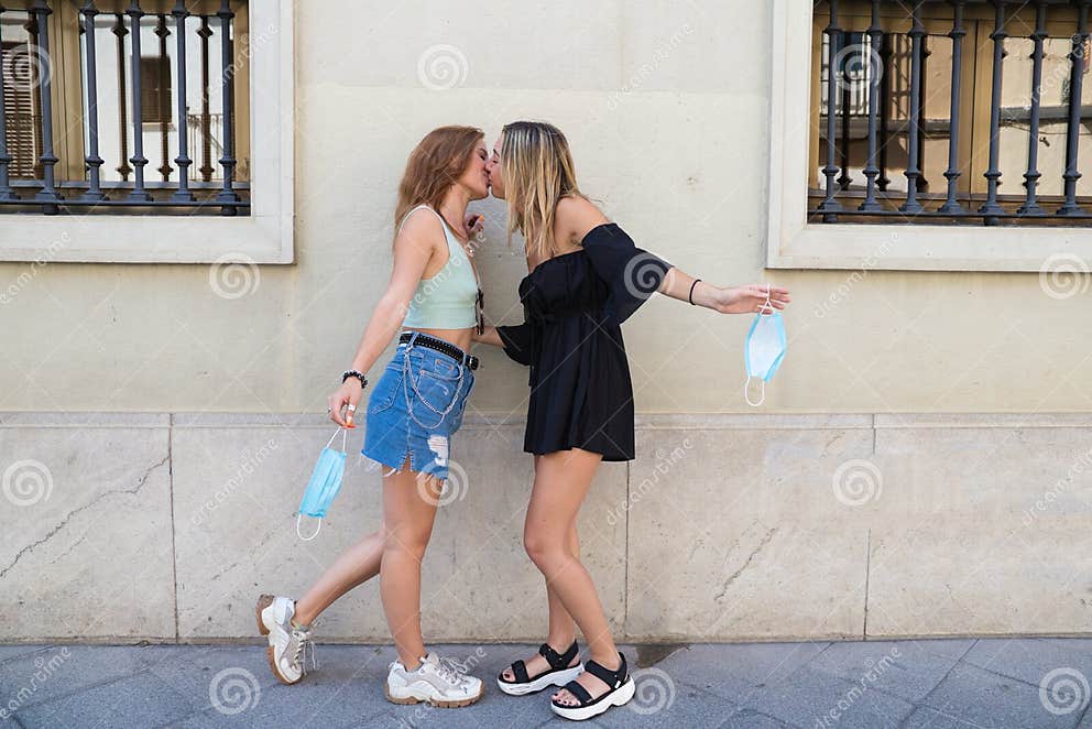 Dos Hermosas Jóvenes De Vacaciones Las Mujeres Son Lesbianas Y Se