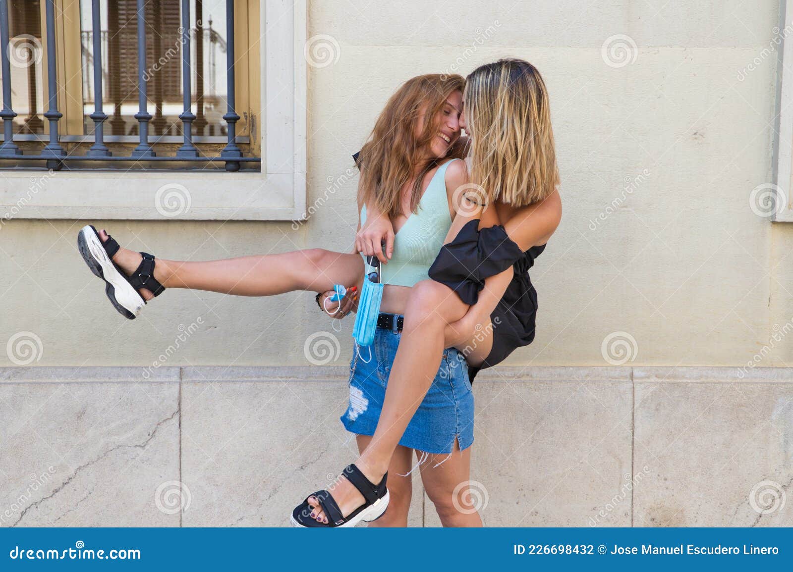 Dos Hermosas Jóvenes De Vacaciones Las Mujeres Son Lesbianas Y Una