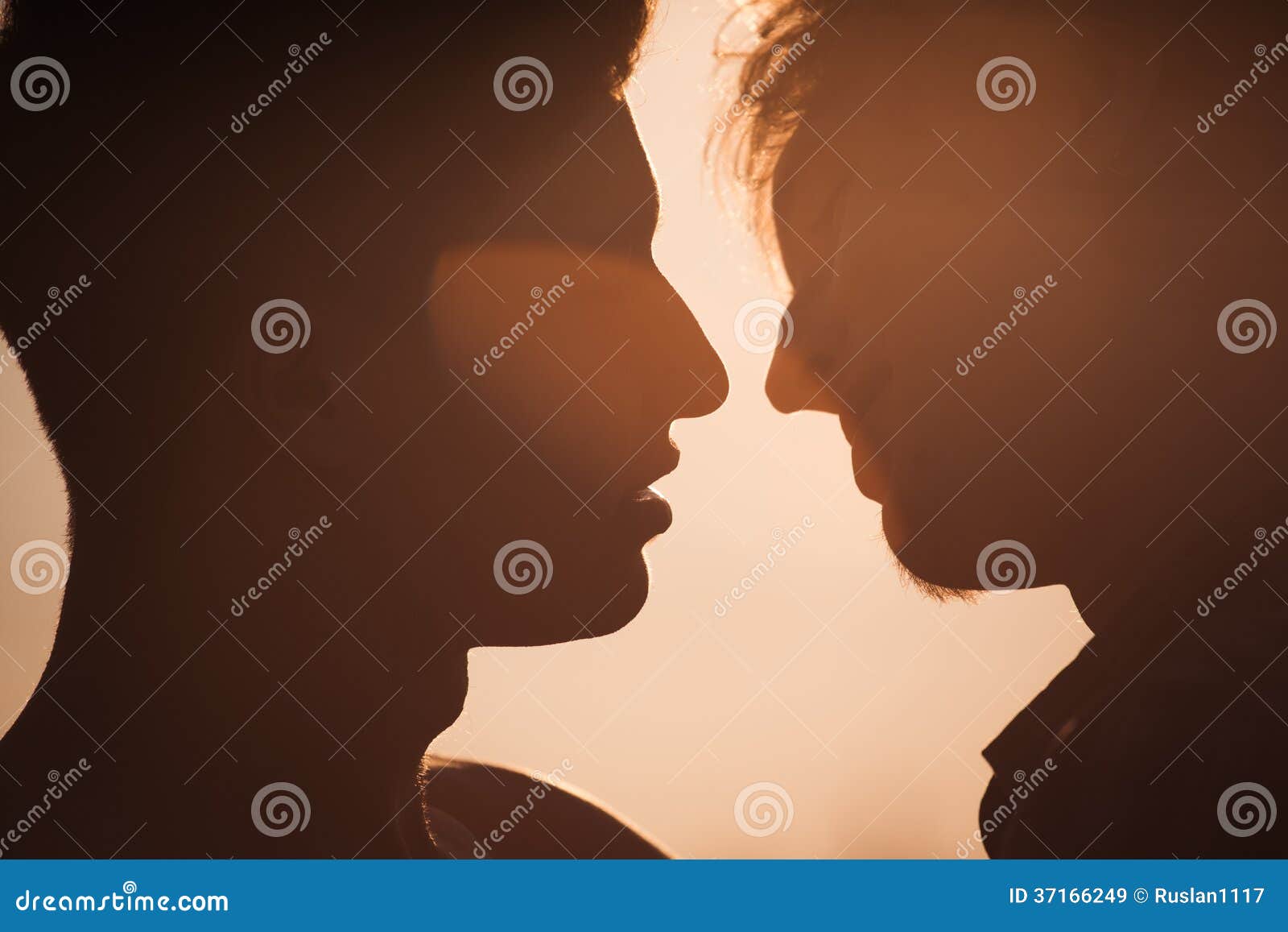 Dos Hombres Alrededor a Besarse Imagen de archivo - Imagen de feliz ...