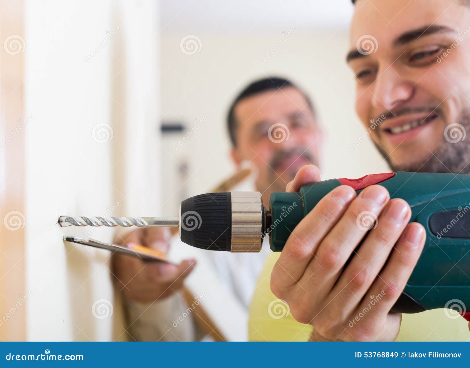 Dos Hombres Con El Taladro Y El Nivel Imagen de archivo - Imagen de ...